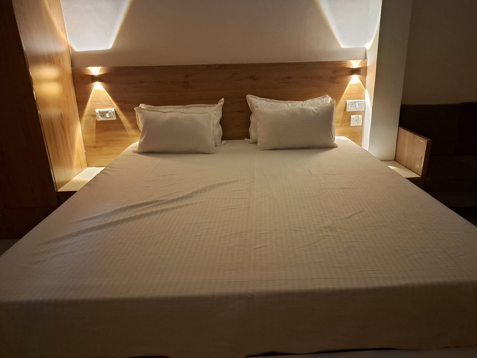 Hotel Rama Continental 𝗕𝗢𝗢𝗞 Ayodhya Villa
