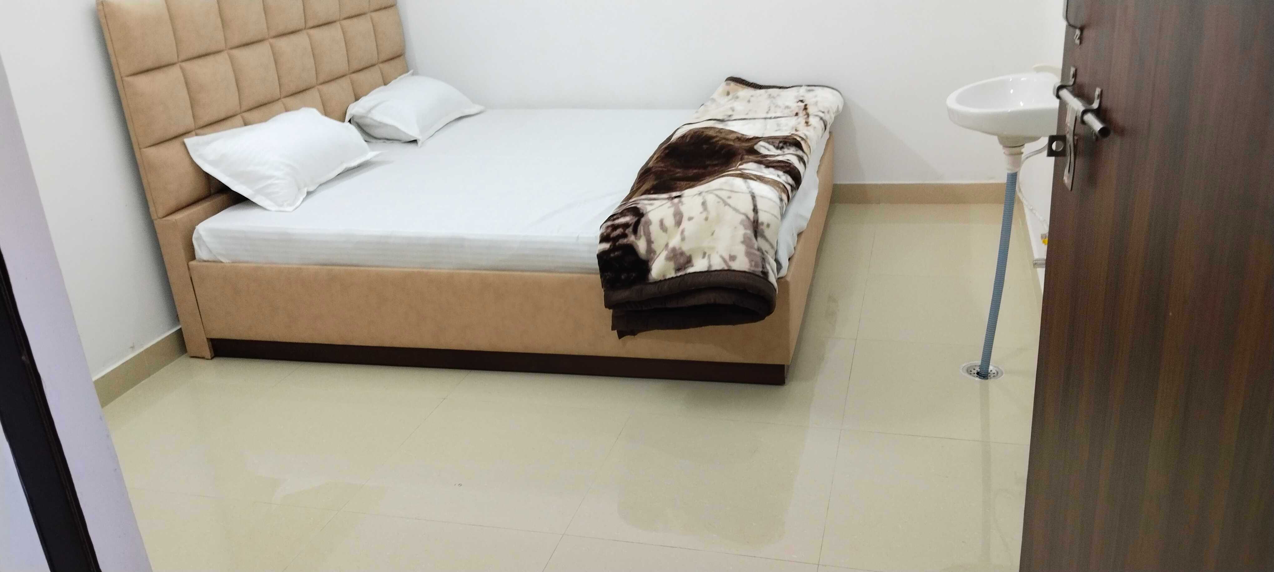 OYO 844173 Hotel Aparna Palace 𝗕𝗢𝗢𝗞 Basti Hotel