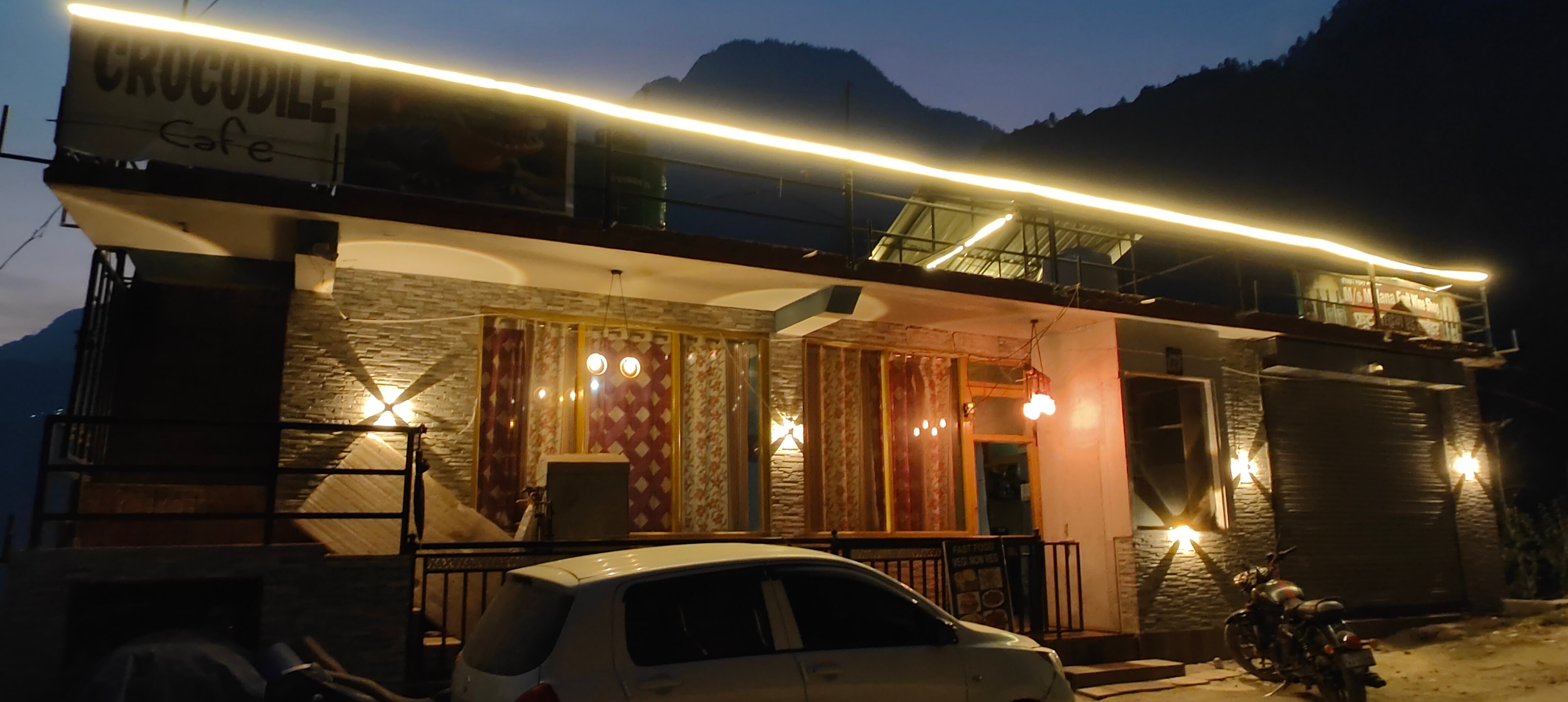 Crocodile cafe 𝗕𝗢𝗢𝗞 Kasol Camp