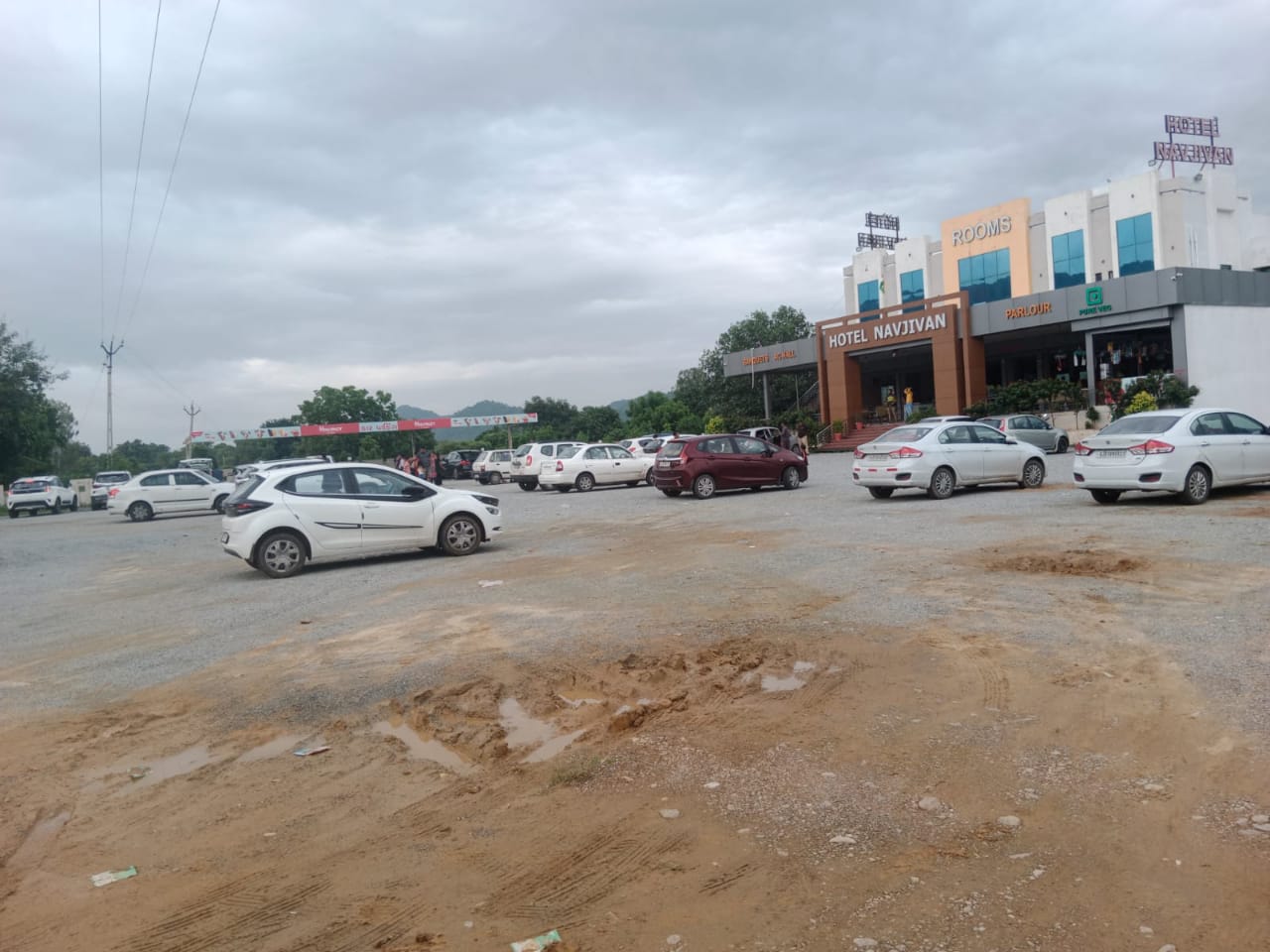 HOTEL NAVJIVAN AND GUEST HOUSE 𝗕𝗢𝗢𝗞 Vijaynagar Hotel