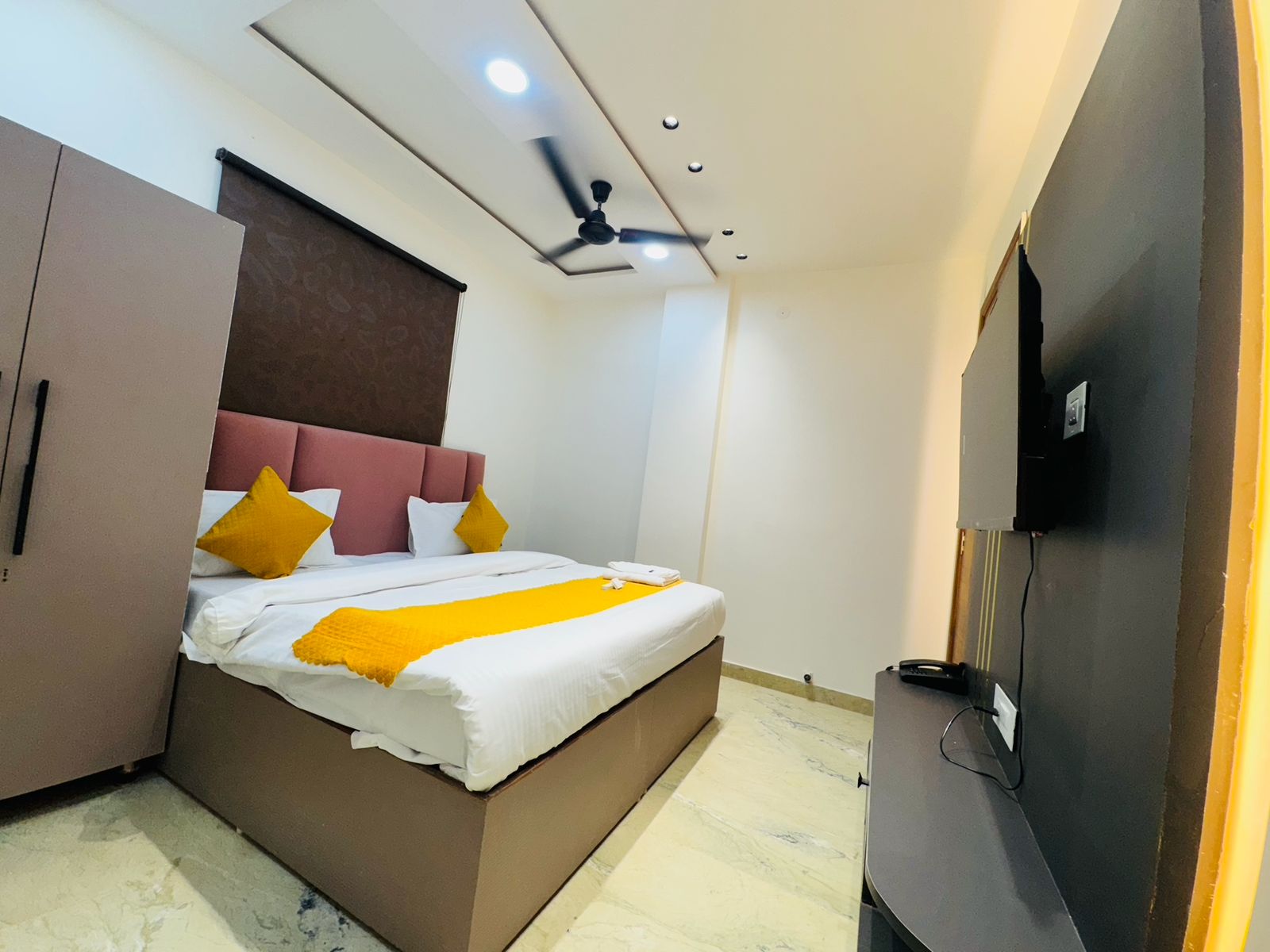 Hotel 7 Star Rohini Sector 17 𝗕𝗢𝗢𝗞 Delhi Hotel