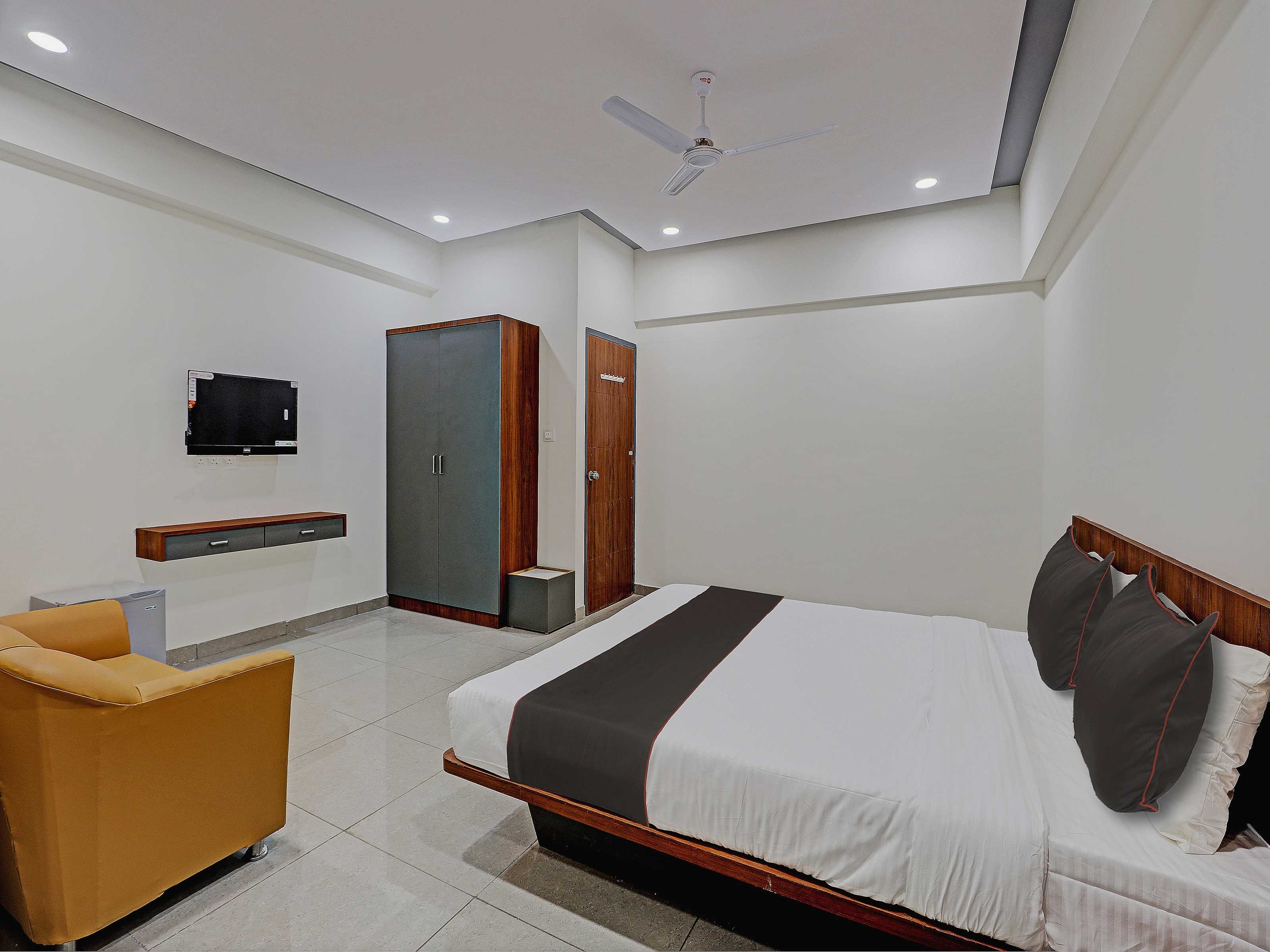 Collection O KANHA INN 𝗕𝗢𝗢𝗞 Halol Hotel