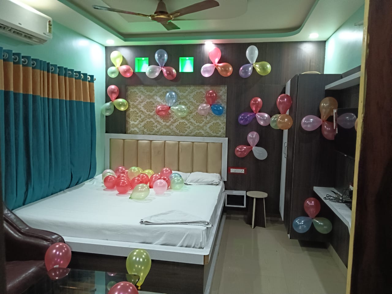 Rooms of SUBHARAJ PALACE - Hotel in Haringhata