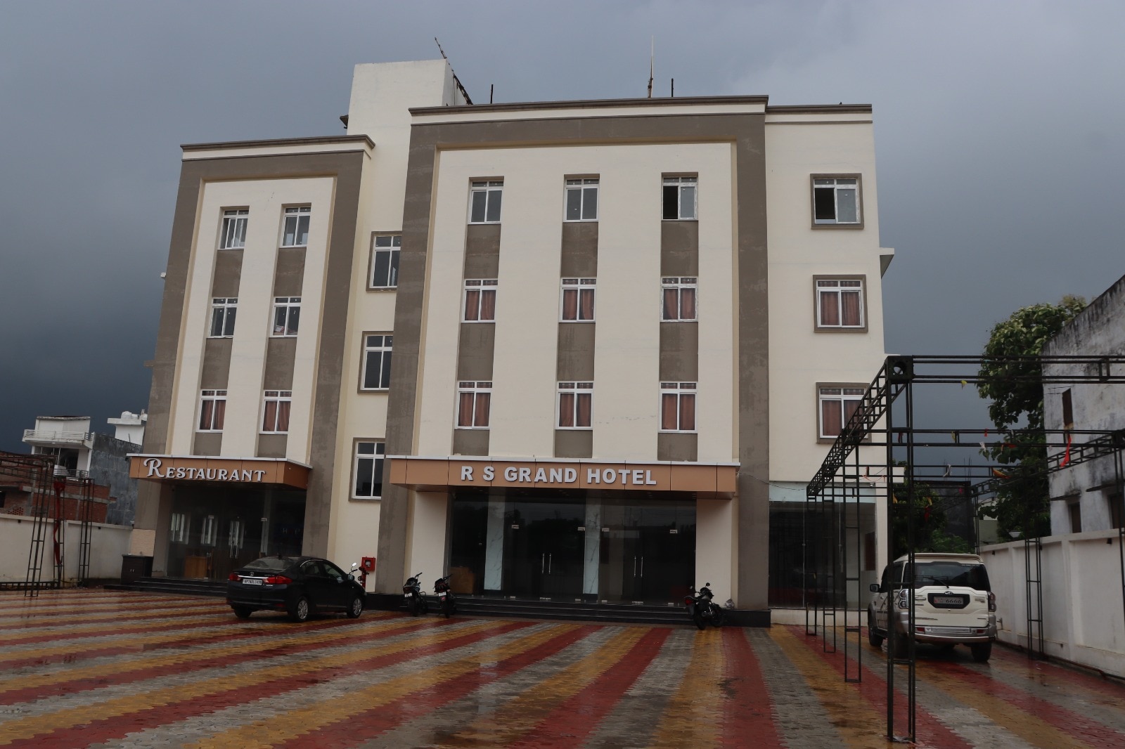 R S GRAND HOTEL AND RESTAURANT 𝗕𝗢𝗢𝗞 Robertsganj Hotel