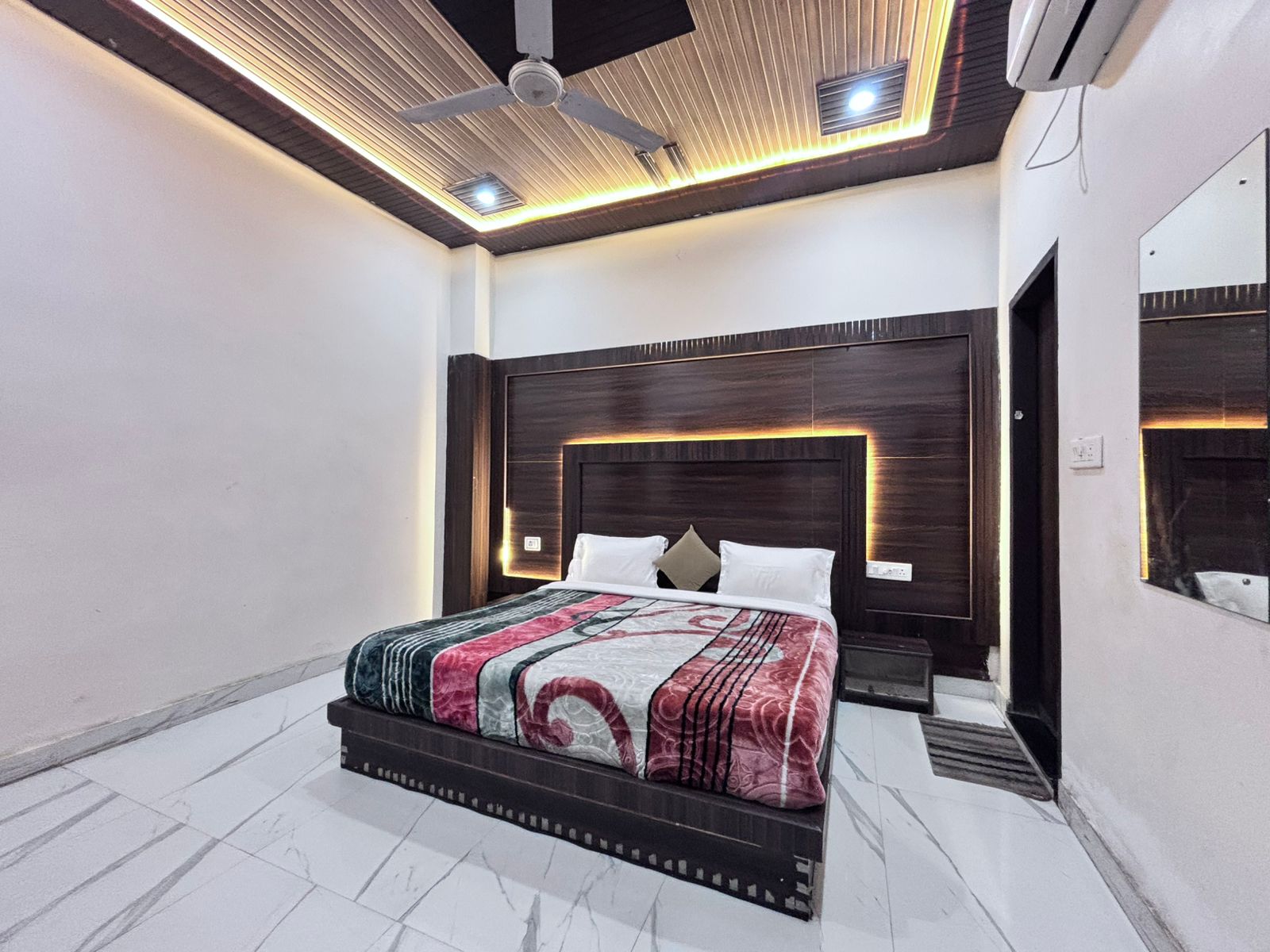 Hotel Shri Mohini Kunj Vindavan By HRG 𝗕𝗢𝗢𝗞 Vrindavan Hotel