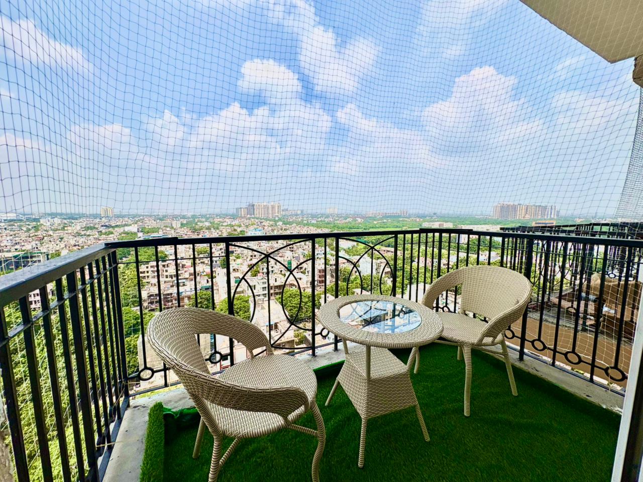 Premium stay 𝗕𝗢𝗢𝗞 Noida Homestay