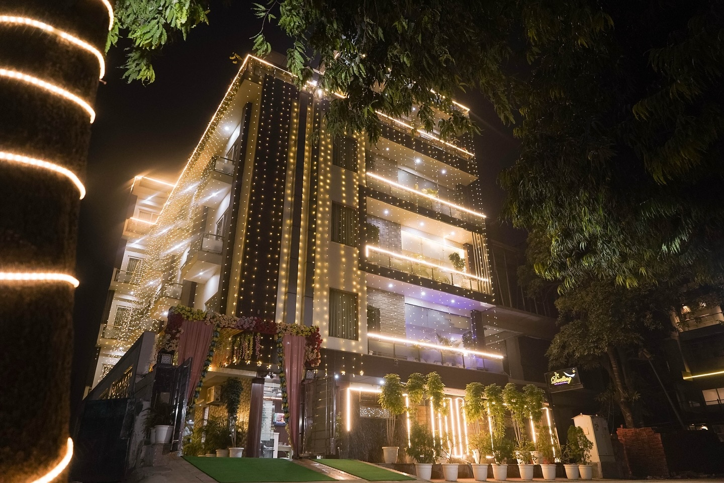 Dwelling Residency Hotel 𝗕𝗢𝗢𝗞 Noida Hotel