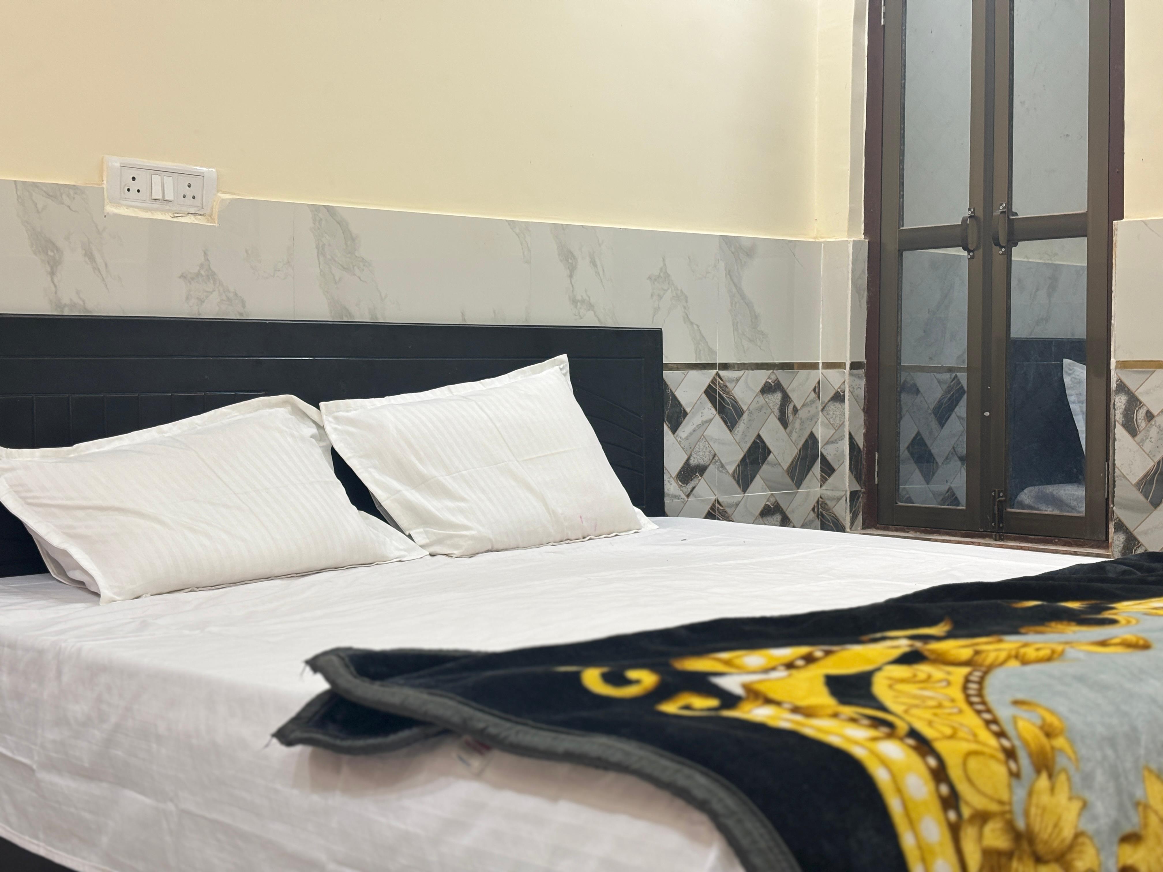 Raj palace 𝗕𝗢𝗢𝗞 Ayodhya Homestay