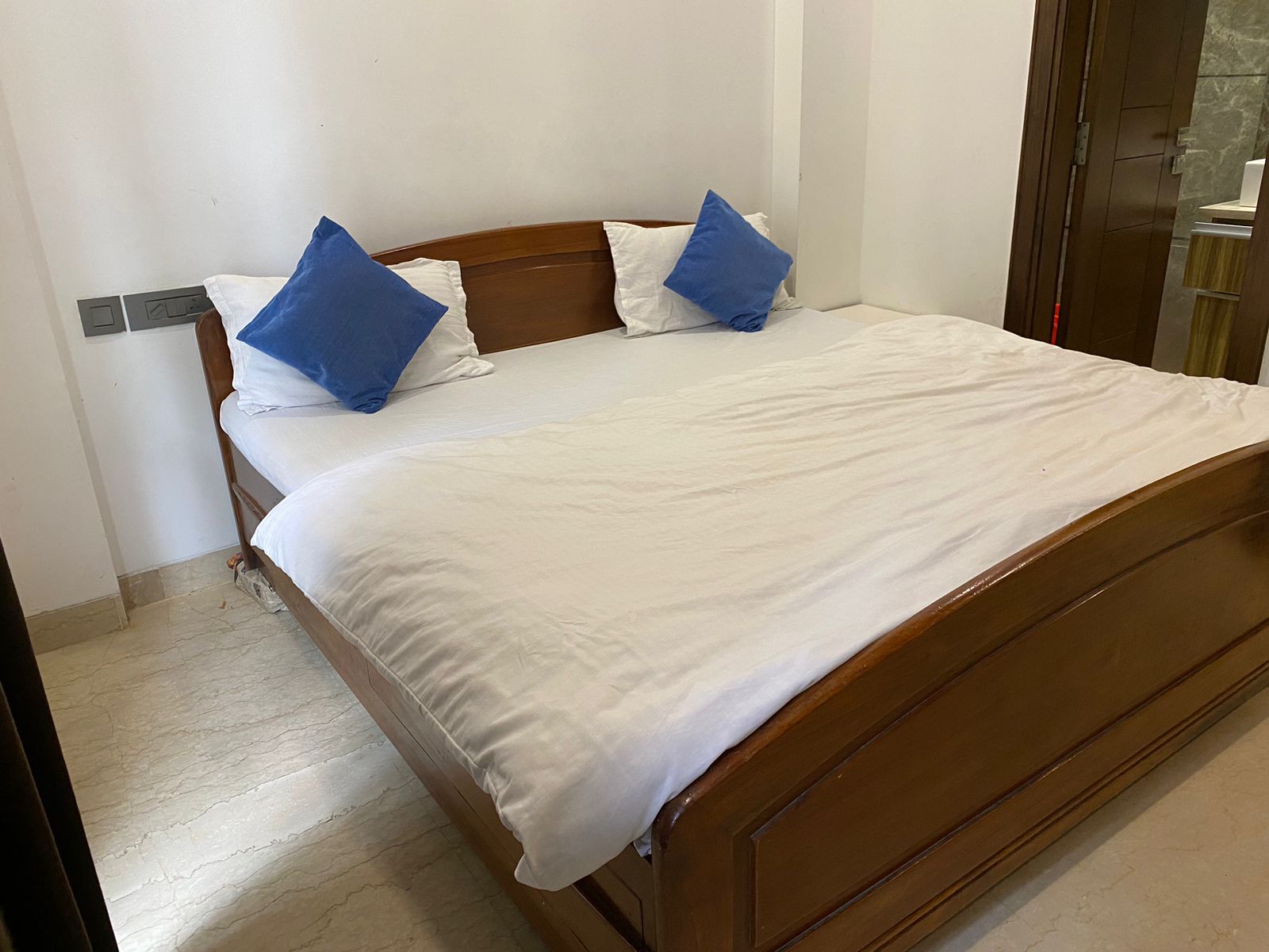 Serviced Apt in Saket/Max/Fortis 66 𝗕𝗢𝗢𝗞 Delhi Apartment