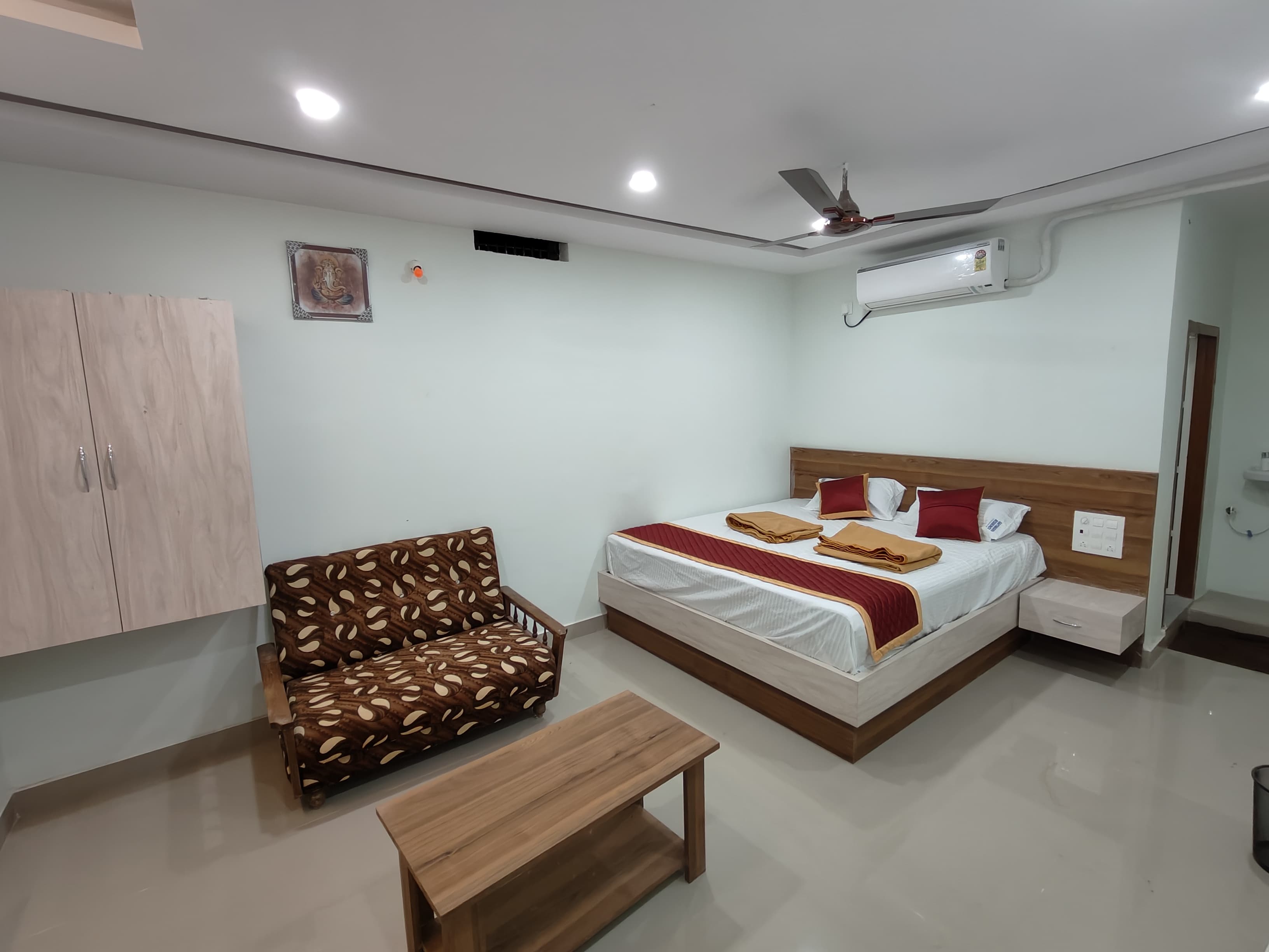 Sapthagiri residency yerragondapalem Hotel Markapur - Reviews, Photos ...