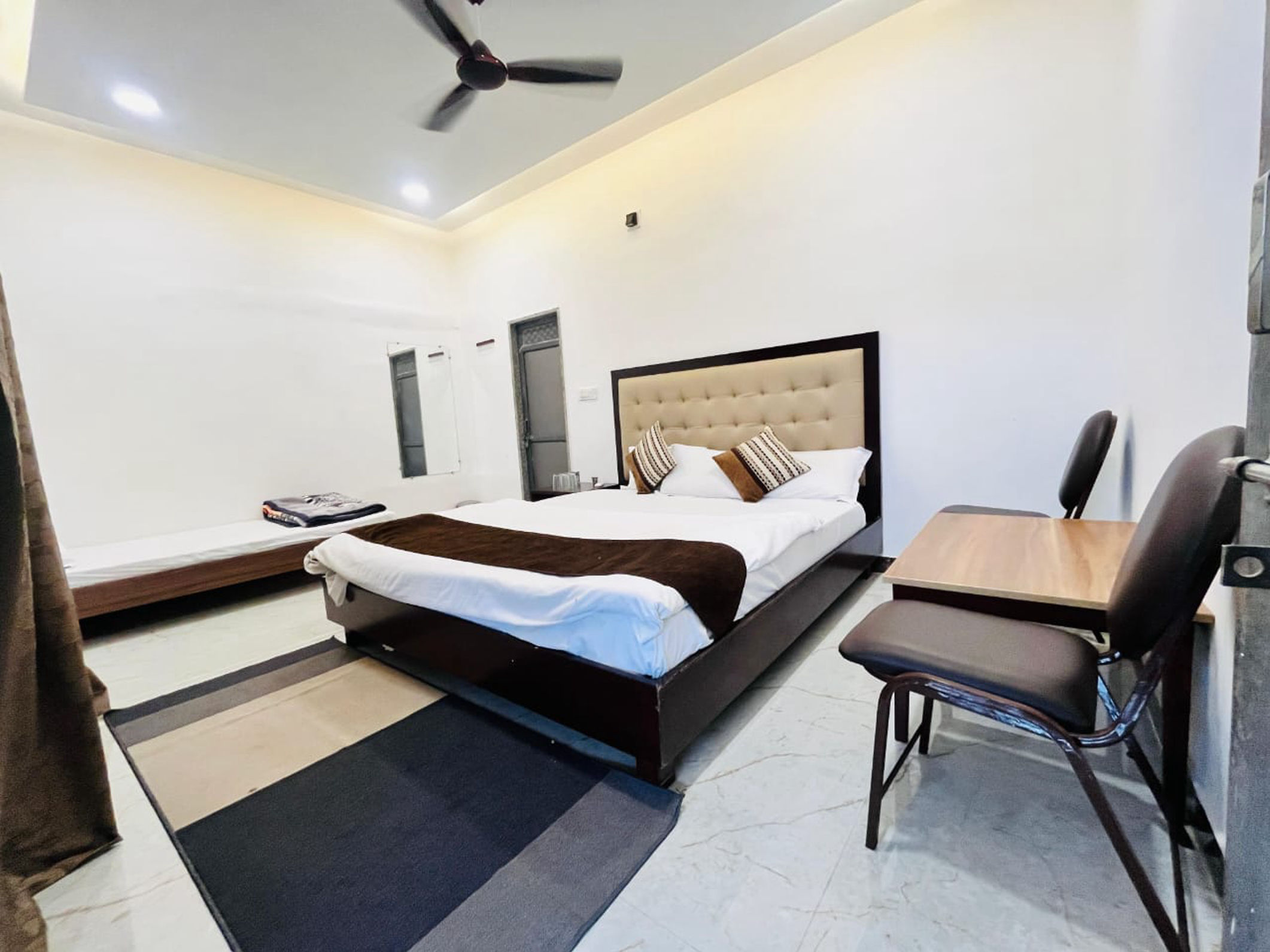 Chandravilla Stay Rooms Restaurant 𝗕𝗢𝗢𝗞 Abu Road Hotel