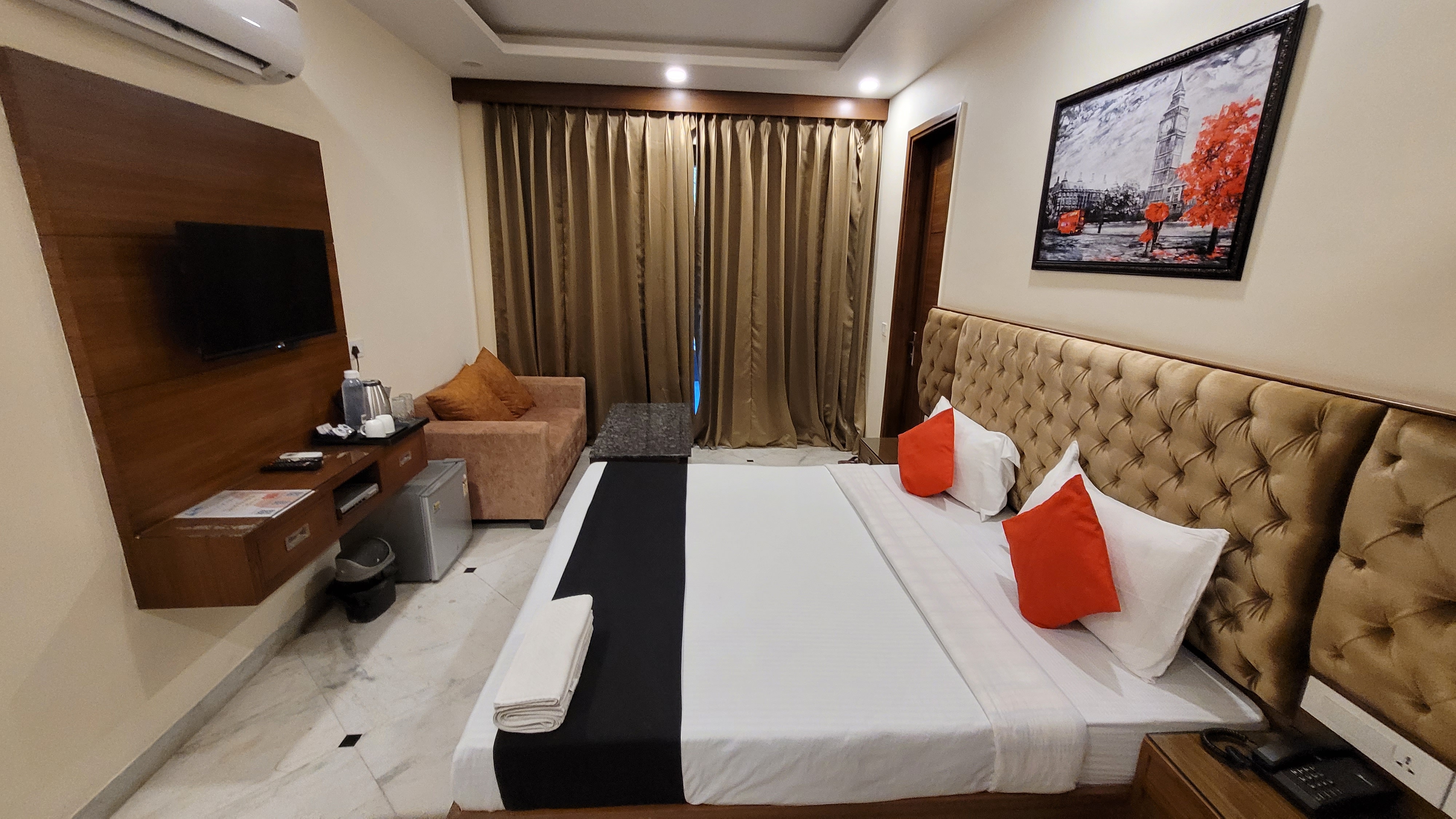 JMD Residency 𝗕𝗢𝗢𝗞 Delhi Hotel