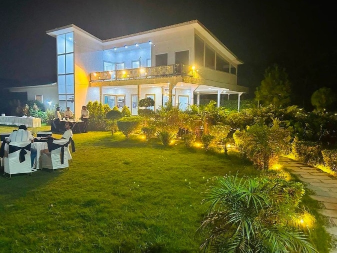 Shaw s 5BHK Homestead for Celebrations by GRB 𝗕𝗢𝗢𝗞 Noida Cottage