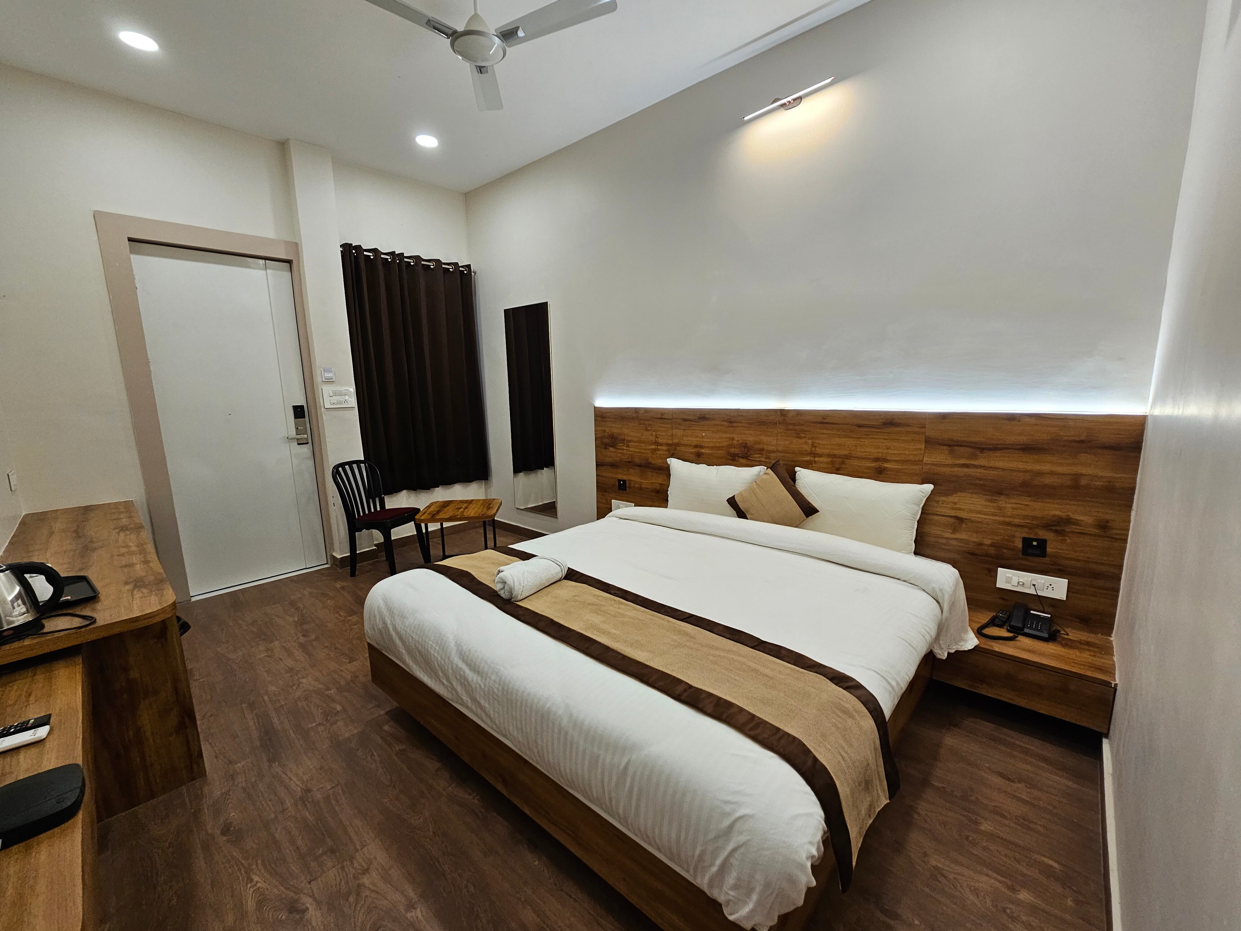 Devki Grand Hotel 𝗕𝗢𝗢𝗞 Gwalior Hotel