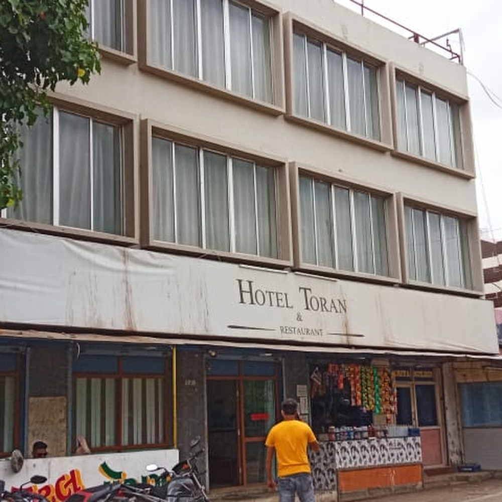 Hotel Toran 𝗕𝗢𝗢𝗞 Una, Gujarat Guest House
