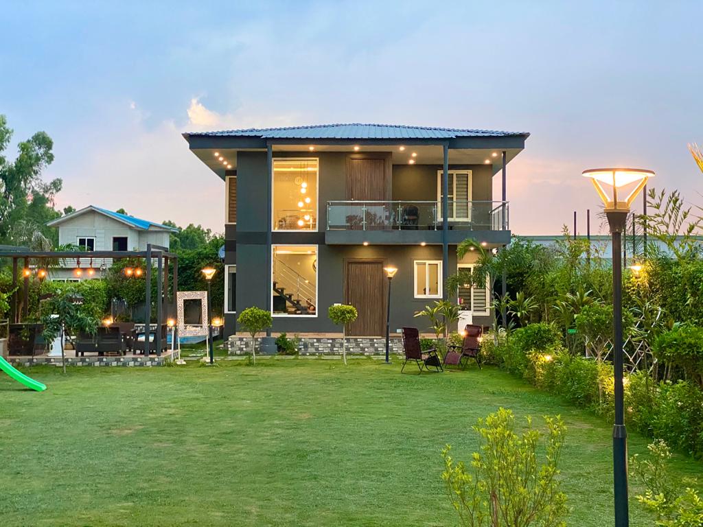Blessings Holiday Farm | Entire Pool Villa 𝗕𝗢𝗢𝗞 Noida Farm House