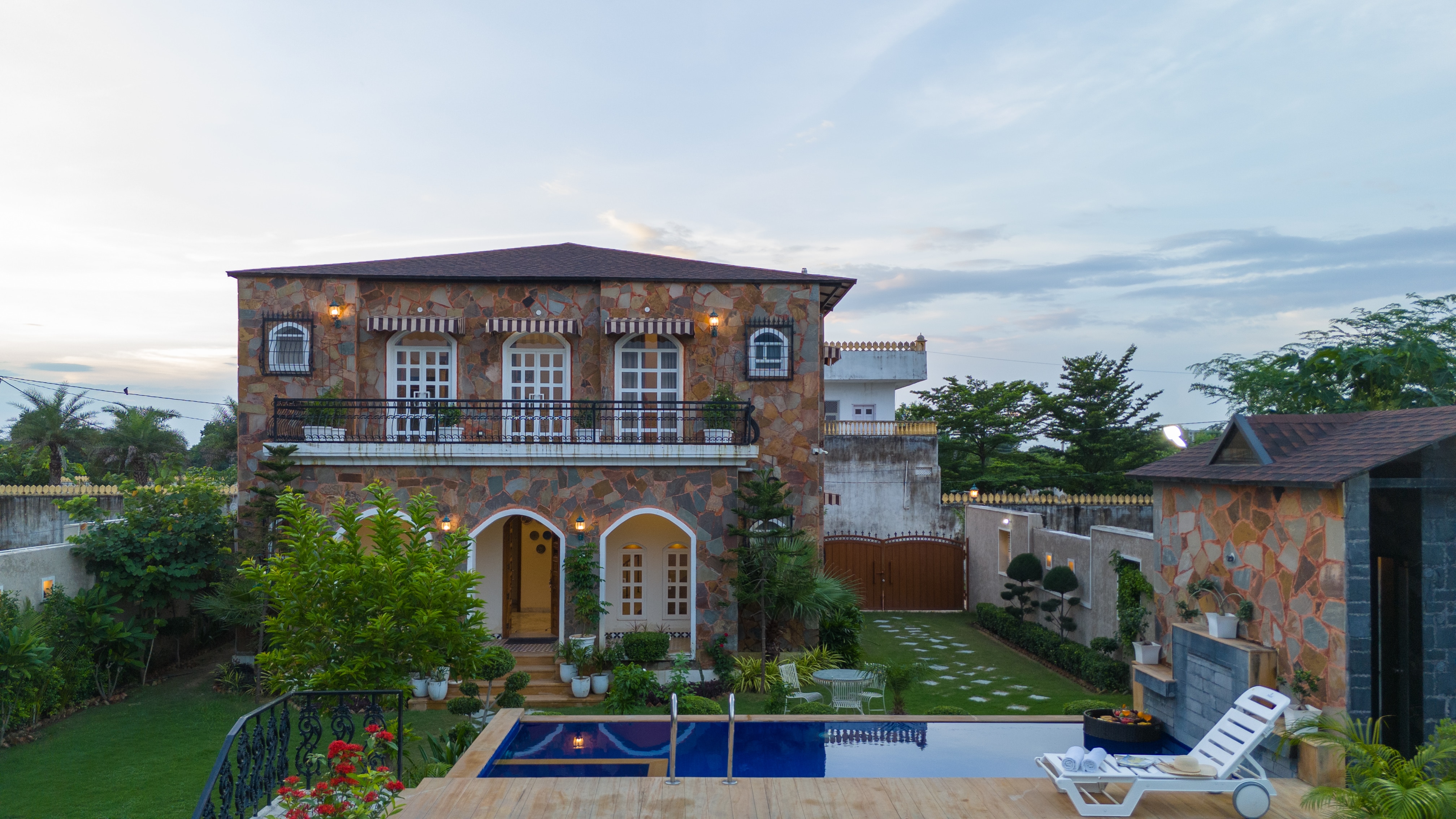 Fancy 6 BHK Villa with Pool Surrounded by Lush Greenery 𝗕𝗢𝗢𝗞 Jaipur Villa