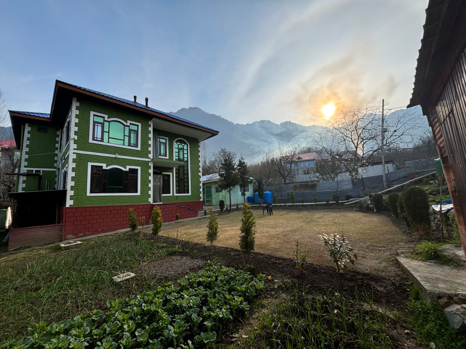 Ussam Home Stay 𝗕𝗢𝗢𝗞 Srinagar Homestay