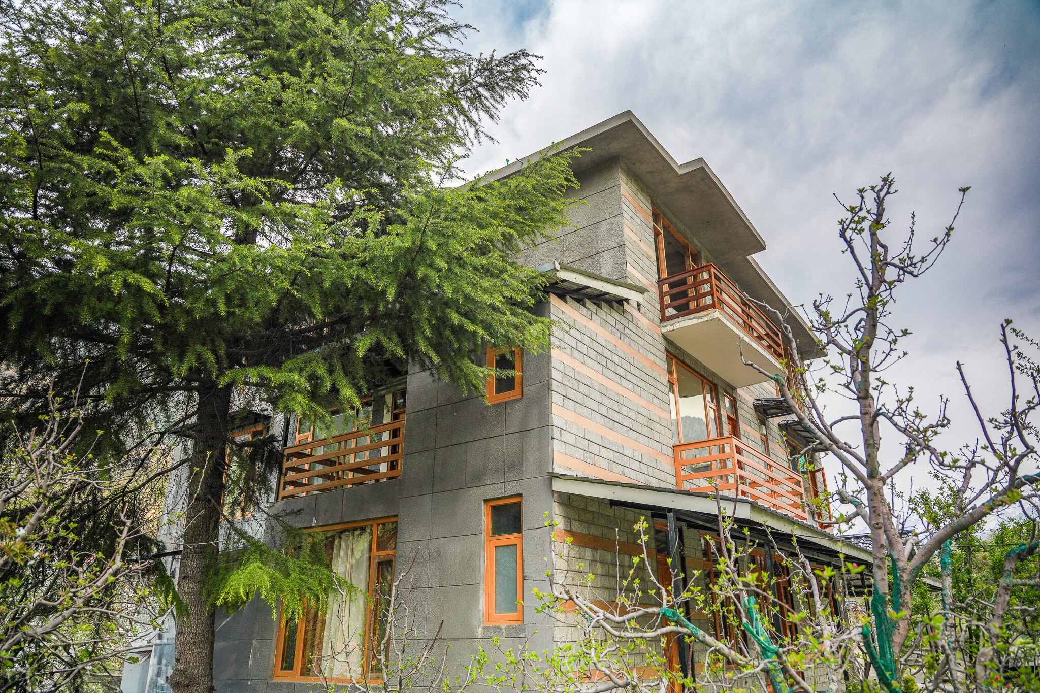 Inscape River Roots 𝗕𝗢𝗢𝗞 Manali Hotel