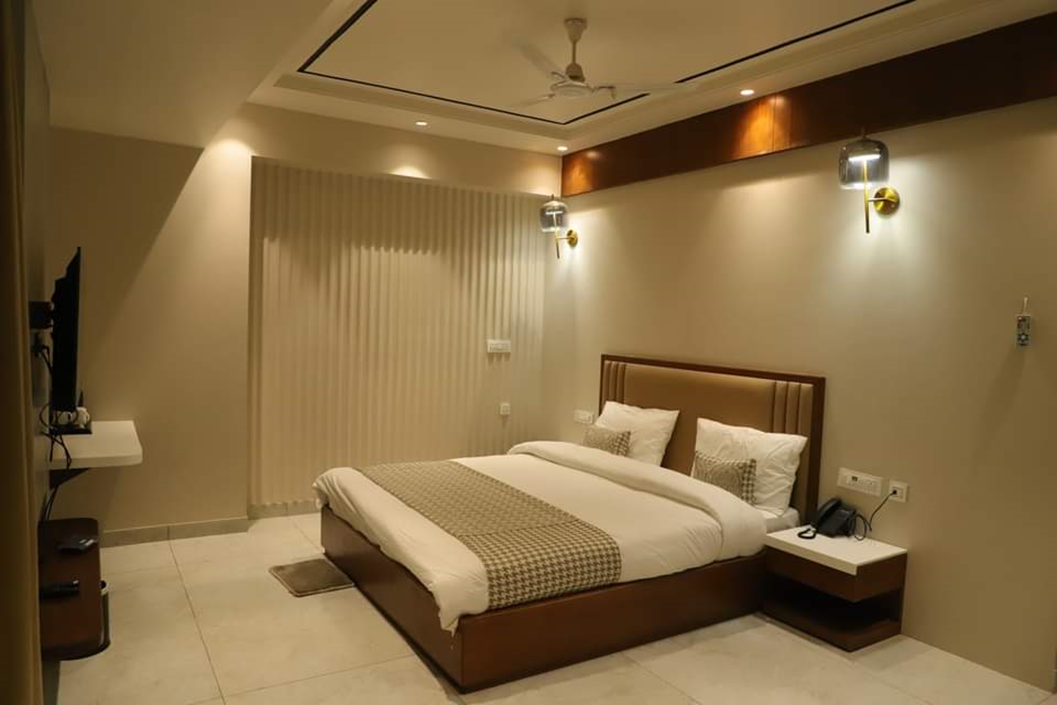 HOTEL HSB GRAND 𝗕𝗢𝗢𝗞 Bhiwani Hotel