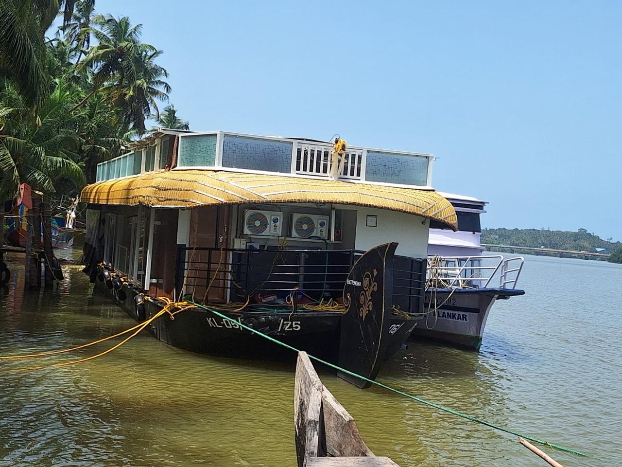 HAPPY DAYS 𝗕𝗢𝗢𝗞 Calicut (Kozhikode) Houseboat