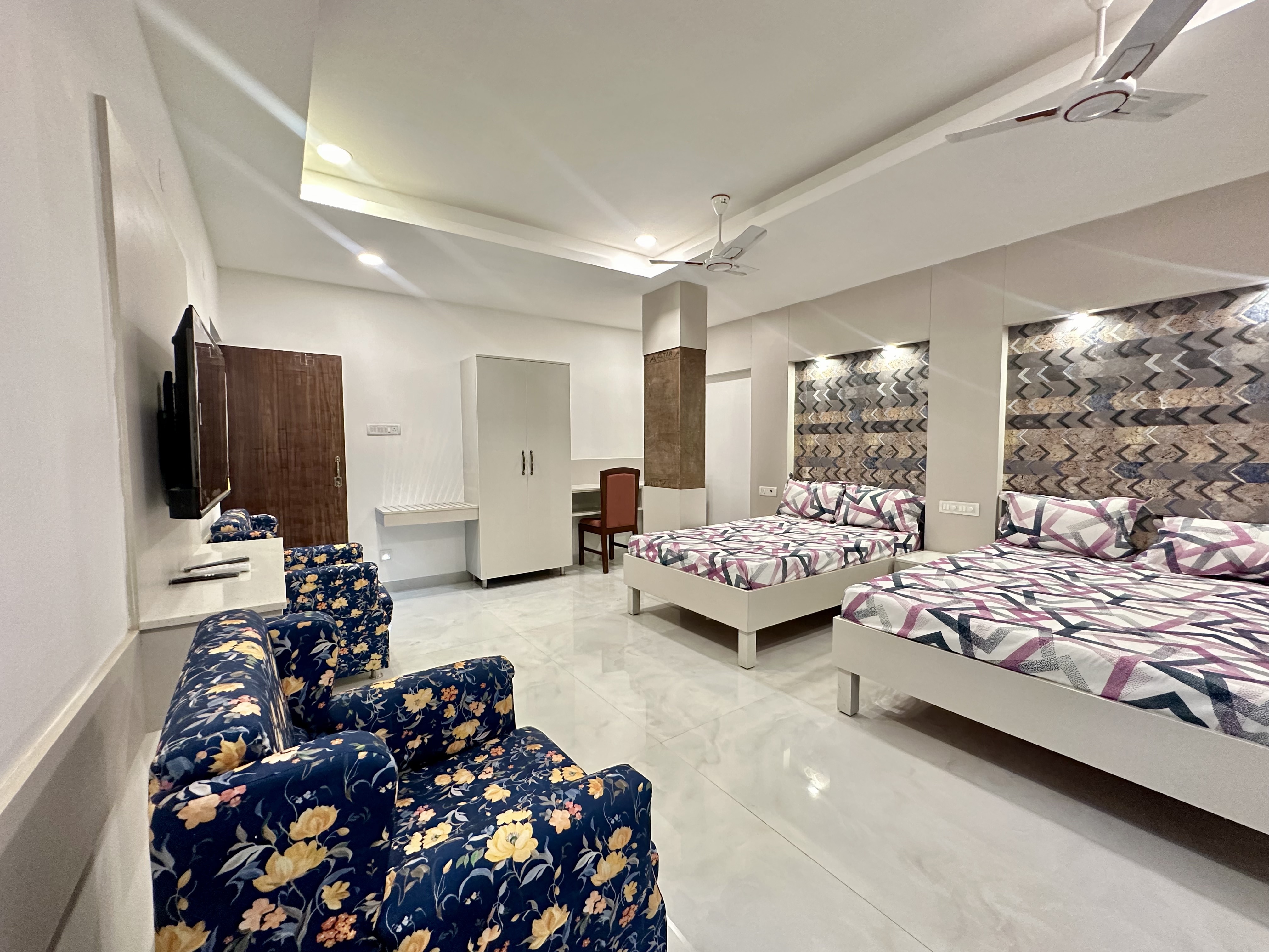 Care Classic - Greams Road 𝗕𝗢𝗢𝗞 Chennai Apartment