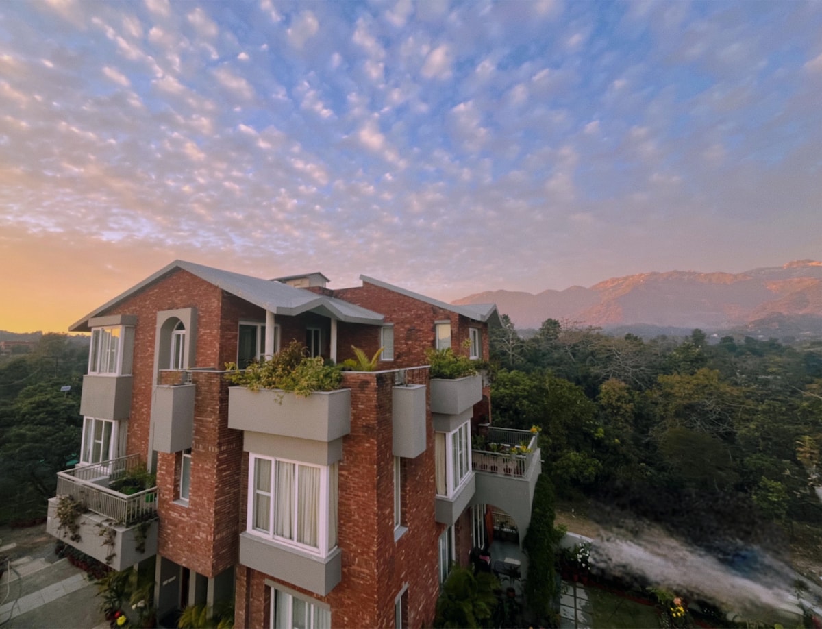 Lal Kothi Mountain Wrapped home w Awadhi Cuisine 𝗕𝗢𝗢𝗞 Dehradun Villa