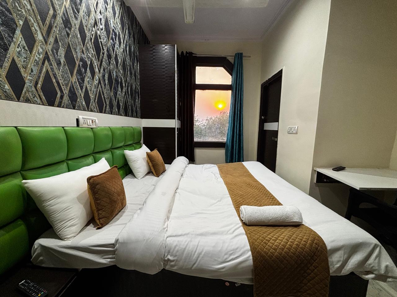 HOTEL AKASH CONTINENTAL 𝗕𝗢𝗢𝗞 Delhi Hotel
