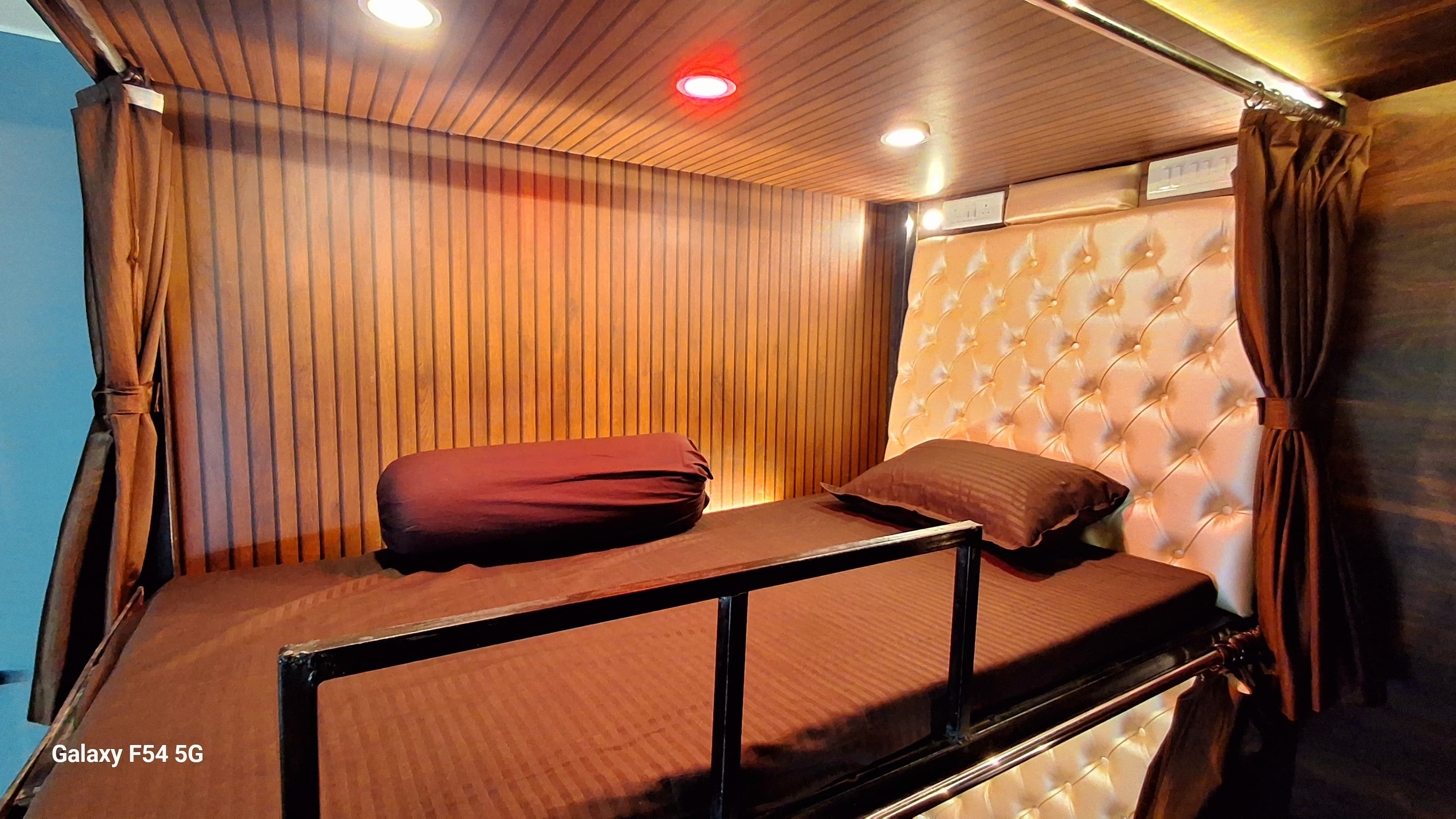 Urbania The premium Zostel 𝗕𝗢𝗢𝗞 Kolkata Homestay