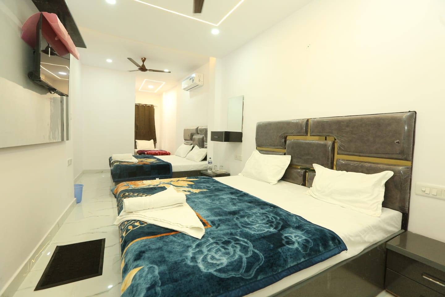 Aditya Rooms and Stay 𝗕𝗢𝗢𝗞 Amritsar Homestay