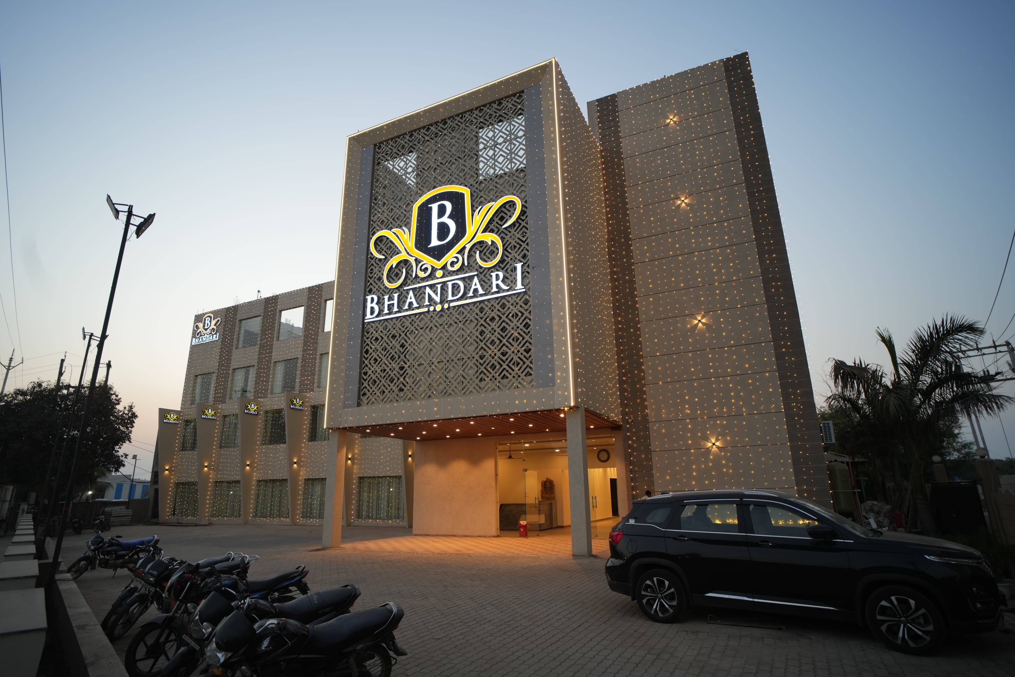BHANDARI PALACE 𝗕𝗢𝗢𝗞 Vidisha Hotel