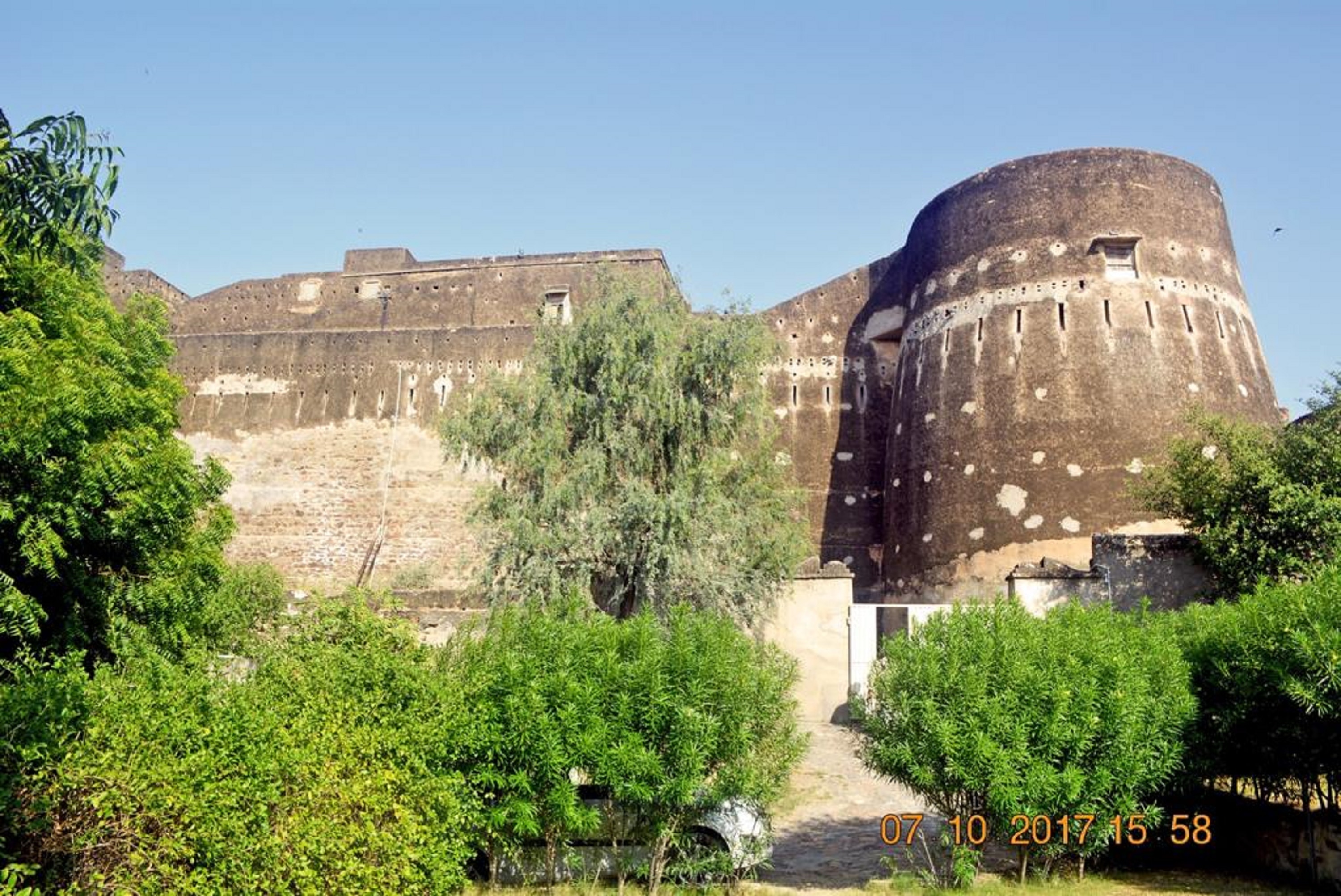 Marwa Fort 𝗕𝗢𝗢𝗞 Mauzamabad Homestay