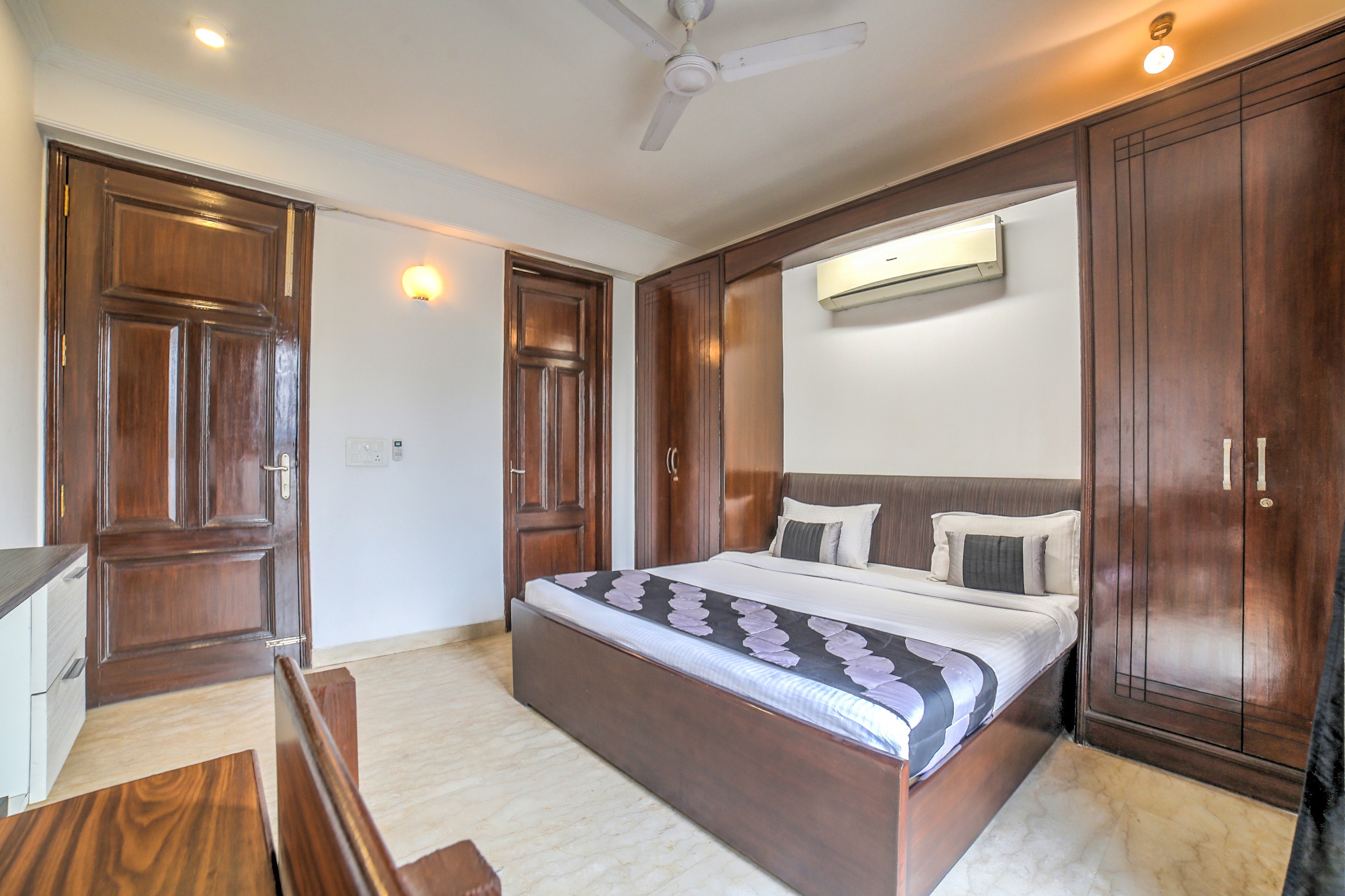 Under My Roof Classic | Rooms & Wi-Fi 𝗕𝗢𝗢𝗞 Delhi Apartment