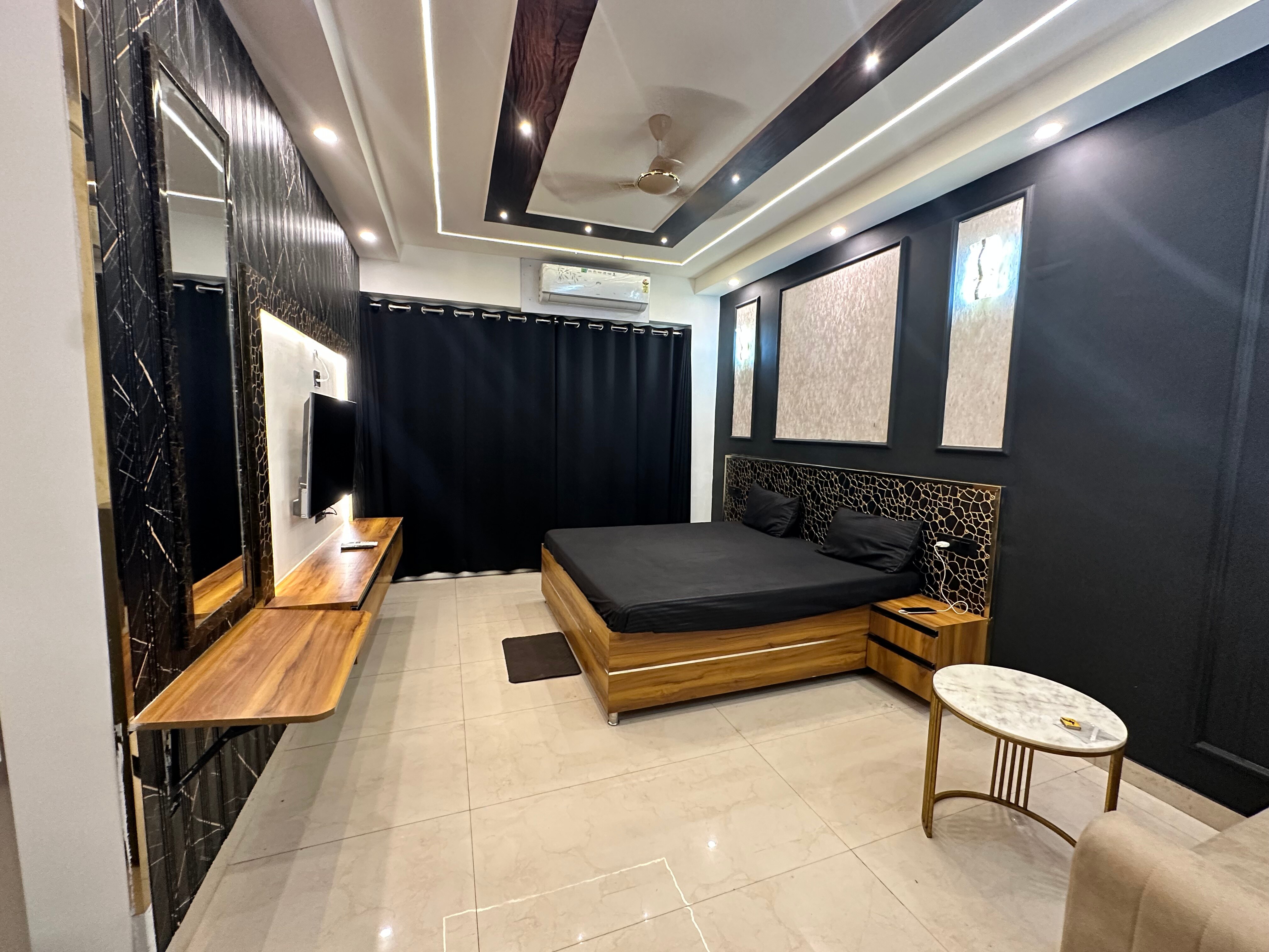 Sunset Duo 𝗕𝗢𝗢𝗞 Greater Noida Apartment