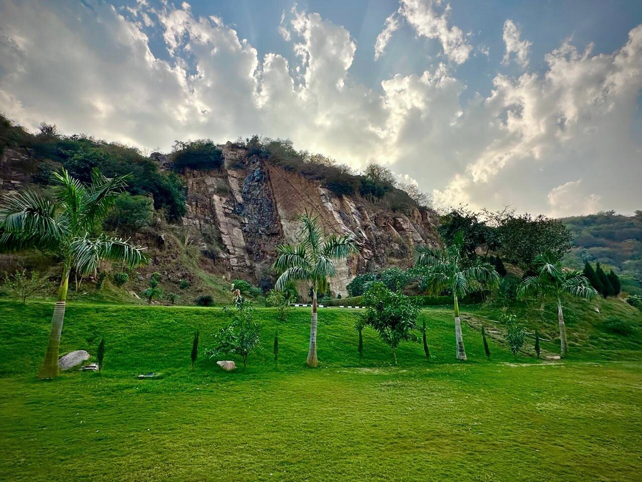 Farm for events and staycation 𝗕𝗢𝗢𝗞 Faridabad Villa