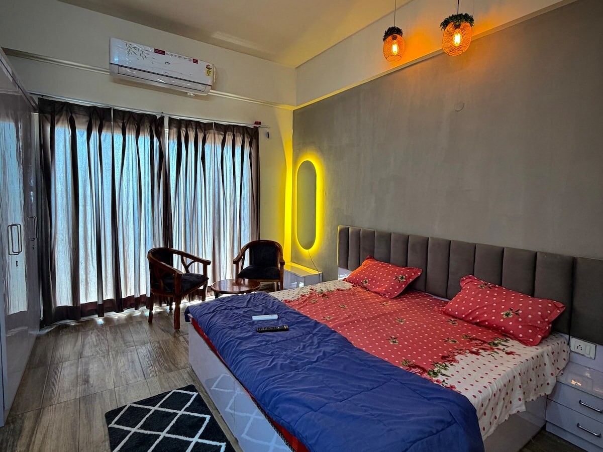 La La La Luxuria 𝗕𝗢𝗢𝗞 Noida Apartment