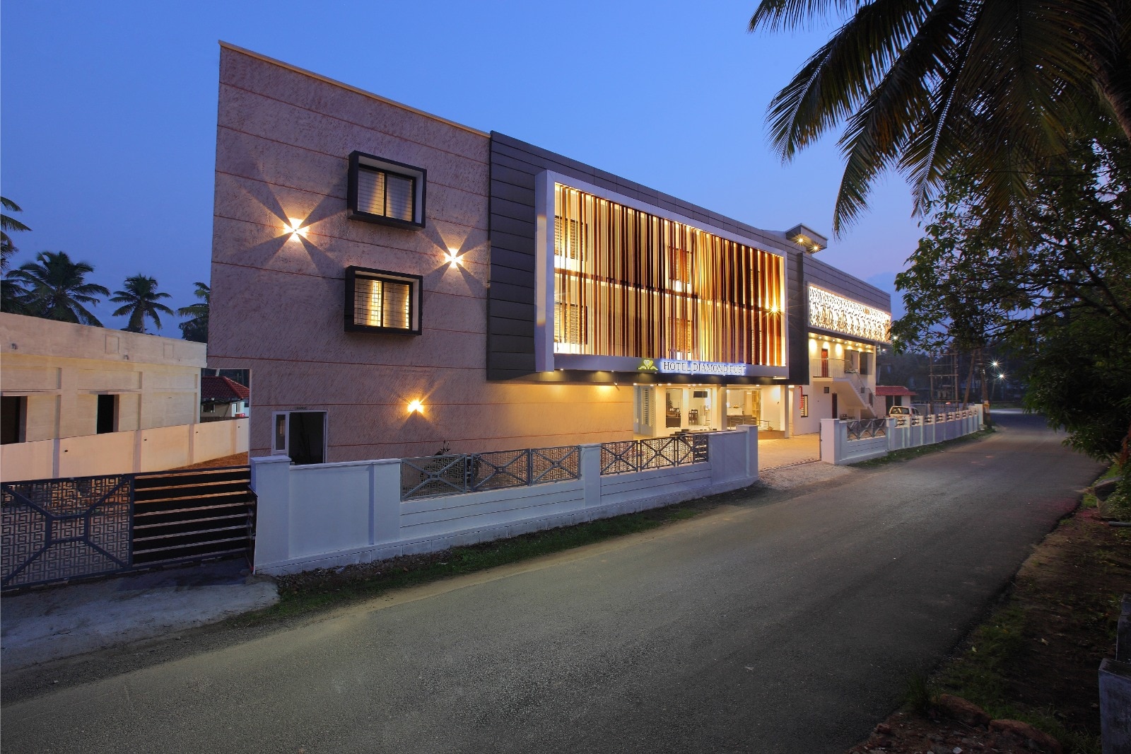 Hotel Diamond Fort 𝗕𝗢𝗢𝗞 Karunagappally Hotel