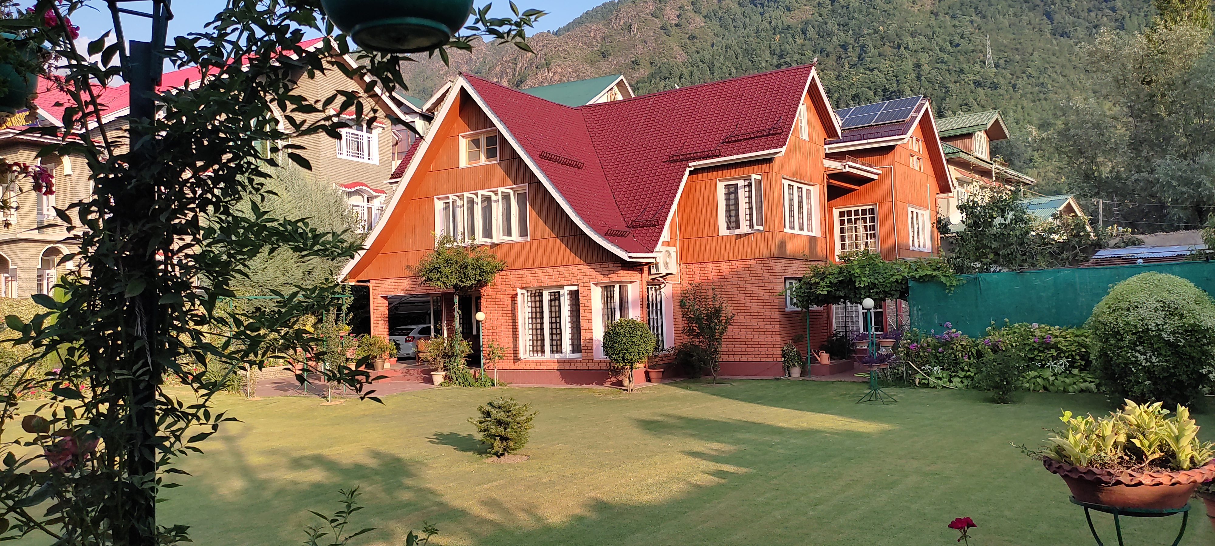 Dream House 𝗕𝗢𝗢𝗞 Srinagar Homestay