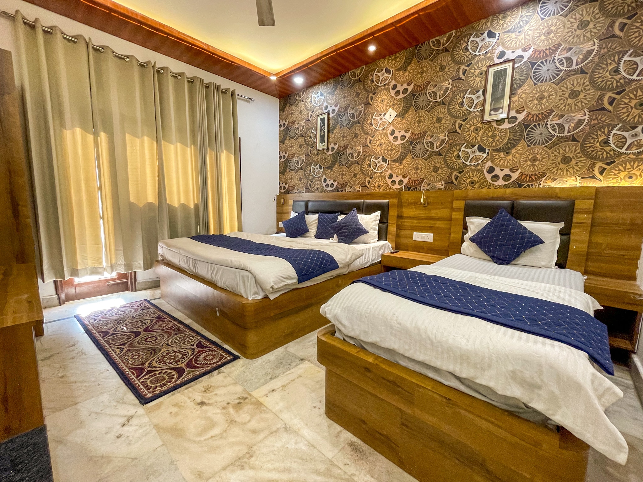 Hotel Chinar by Voyager Hotels @ 1 min from Katra Main Market 𝗕𝗢𝗢𝗞 ...