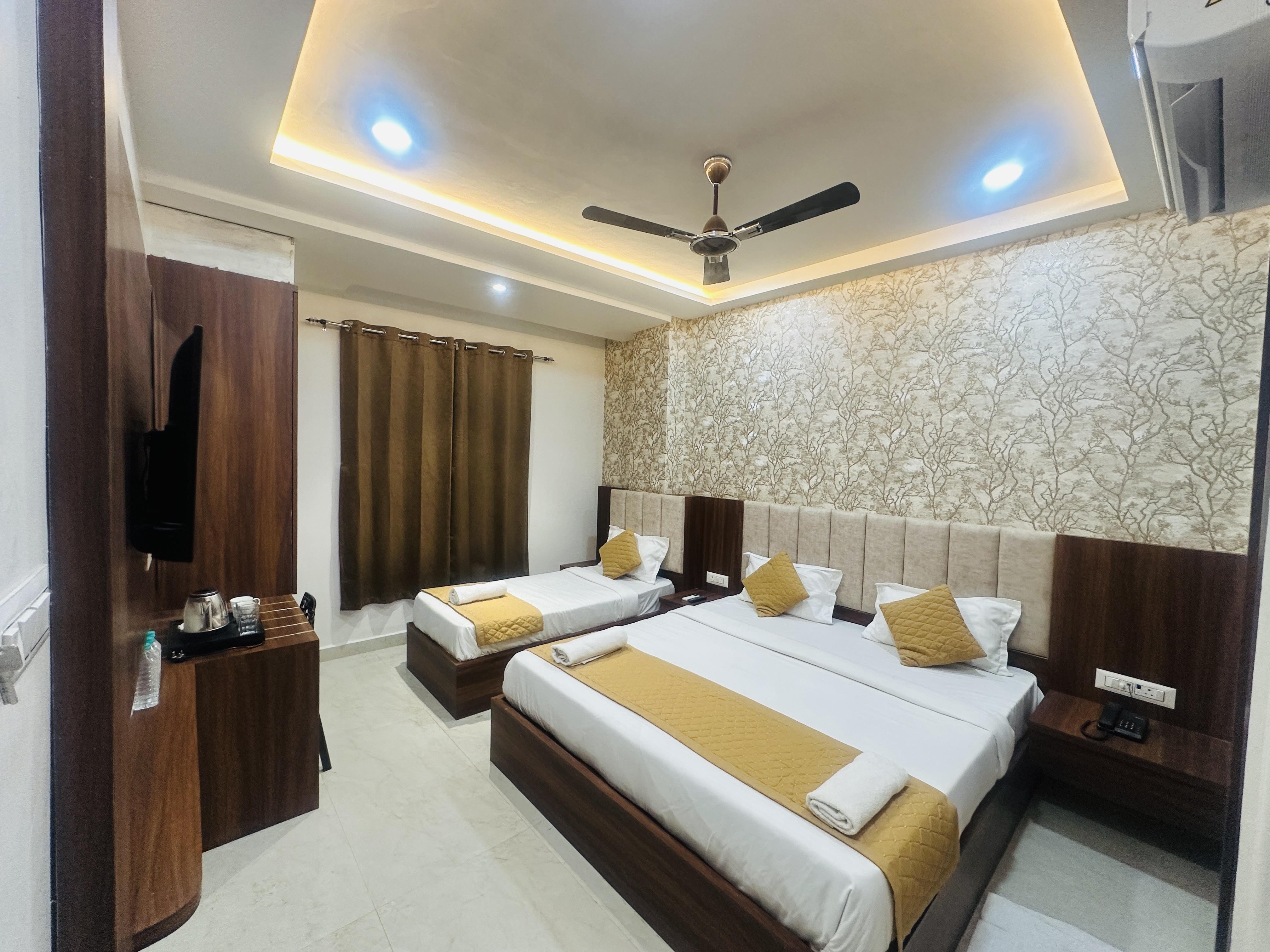 Hotel Deep Palace 𝗕𝗢𝗢𝗞 Varanasi Hotel