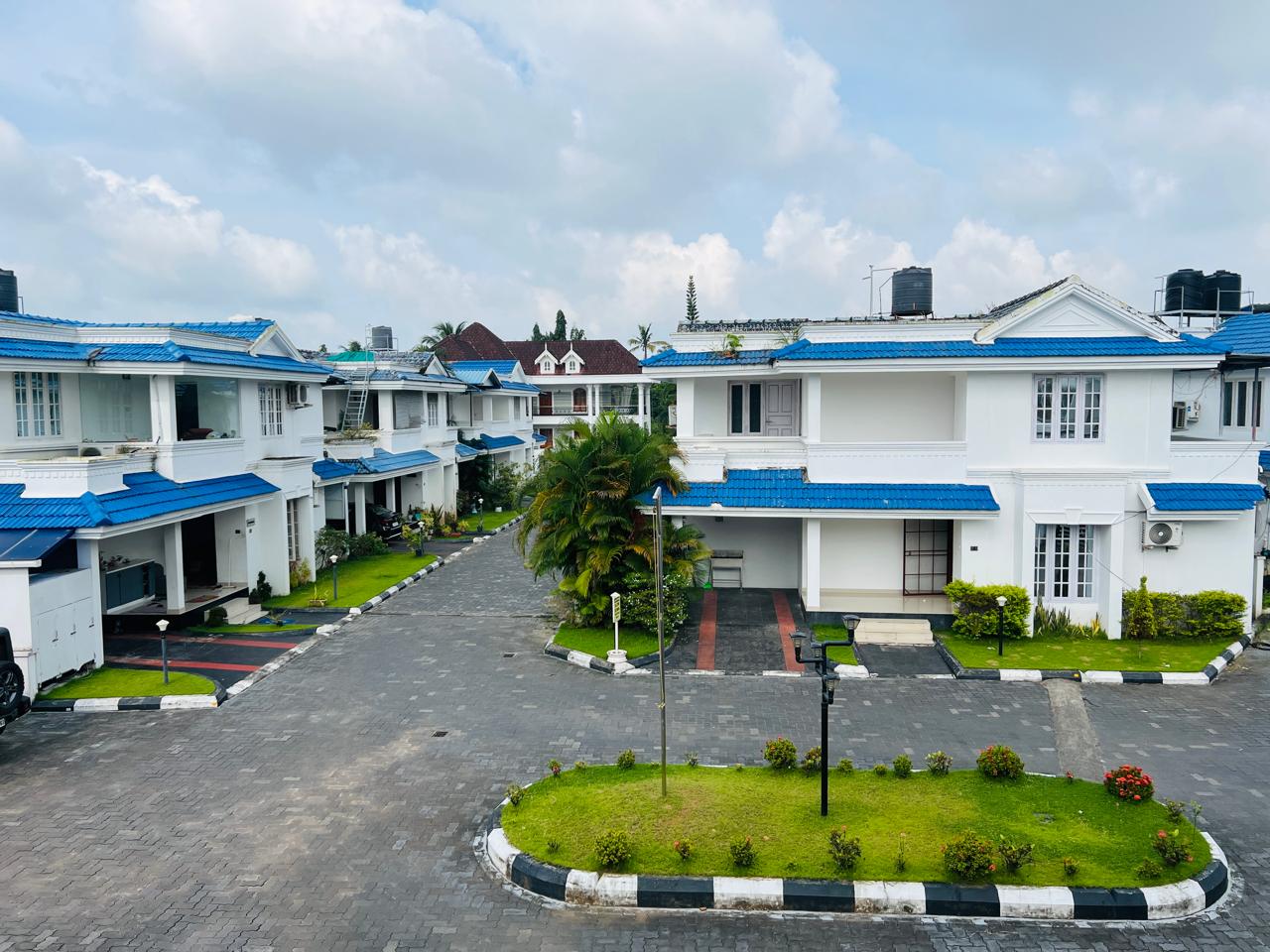 3 BHK Fully Furnished Gated Villa by Zenaura Casa 𝗕𝗢𝗢𝗞 Cochin Villa