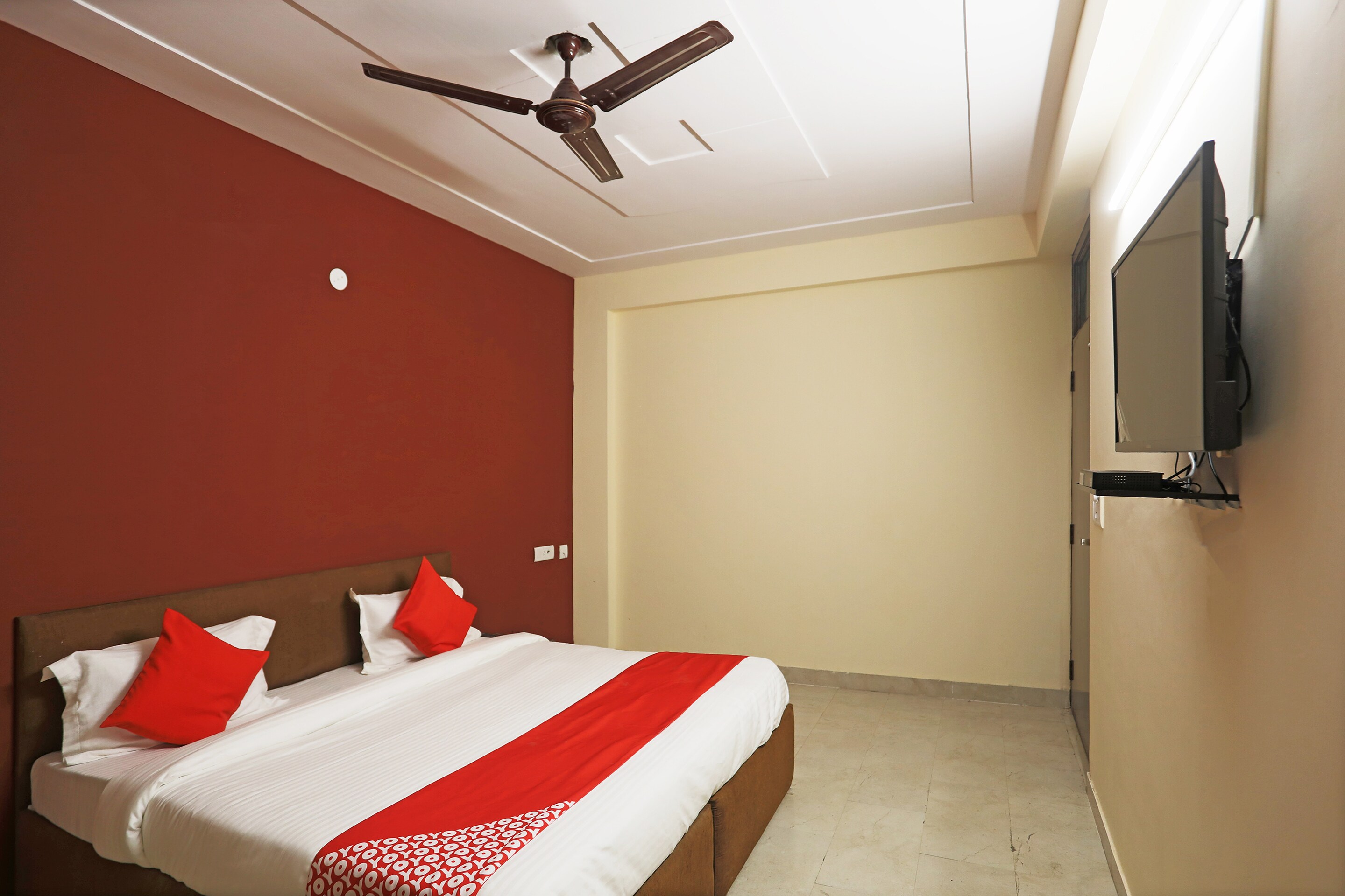 Hotel O TRIPLE CROWN 𝗕𝗢𝗢𝗞 Delhi Hotel