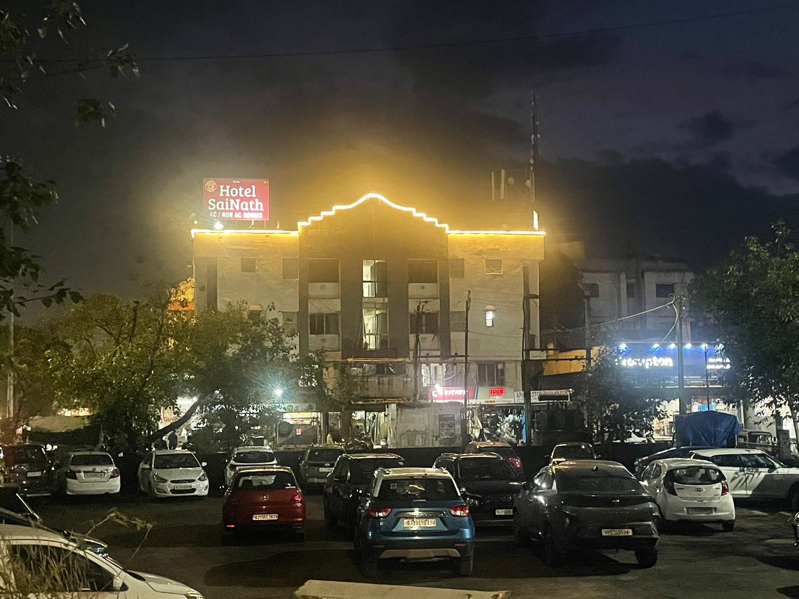 Hotel Sainath 𝗕𝗢𝗢𝗞 Vapi Hotel