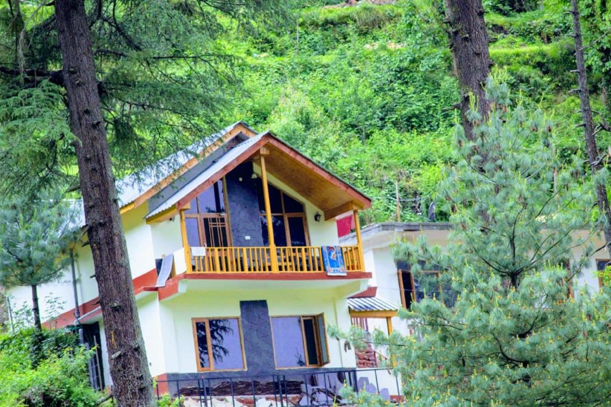 Majestic View X WANDERHOUSE 𝗕𝗢𝗢𝗞 Jibhi Hotel