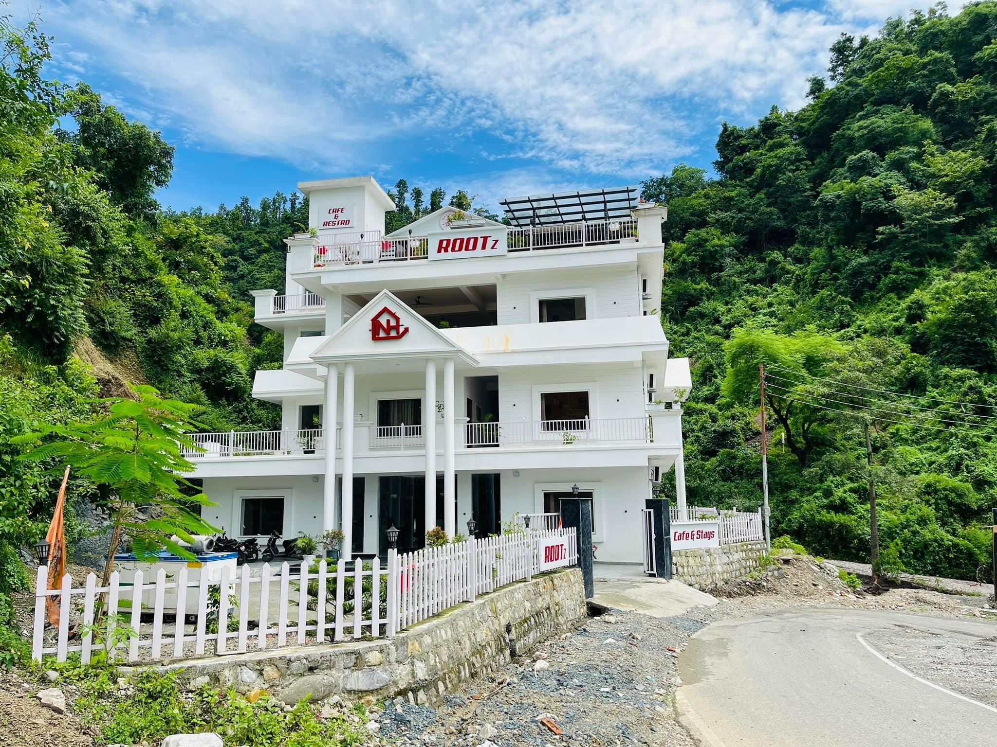 Rootz by NomadsHouse 𝗕𝗢𝗢𝗞 Dehradun Hostel