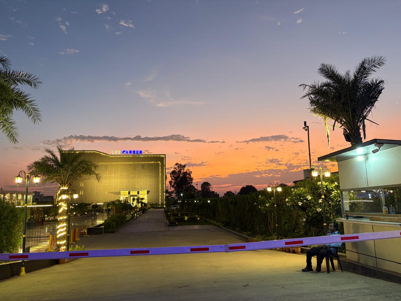 One Farrer Hotel and Resorts Meerut 𝗕𝗢𝗢𝗞 Meerut Resort