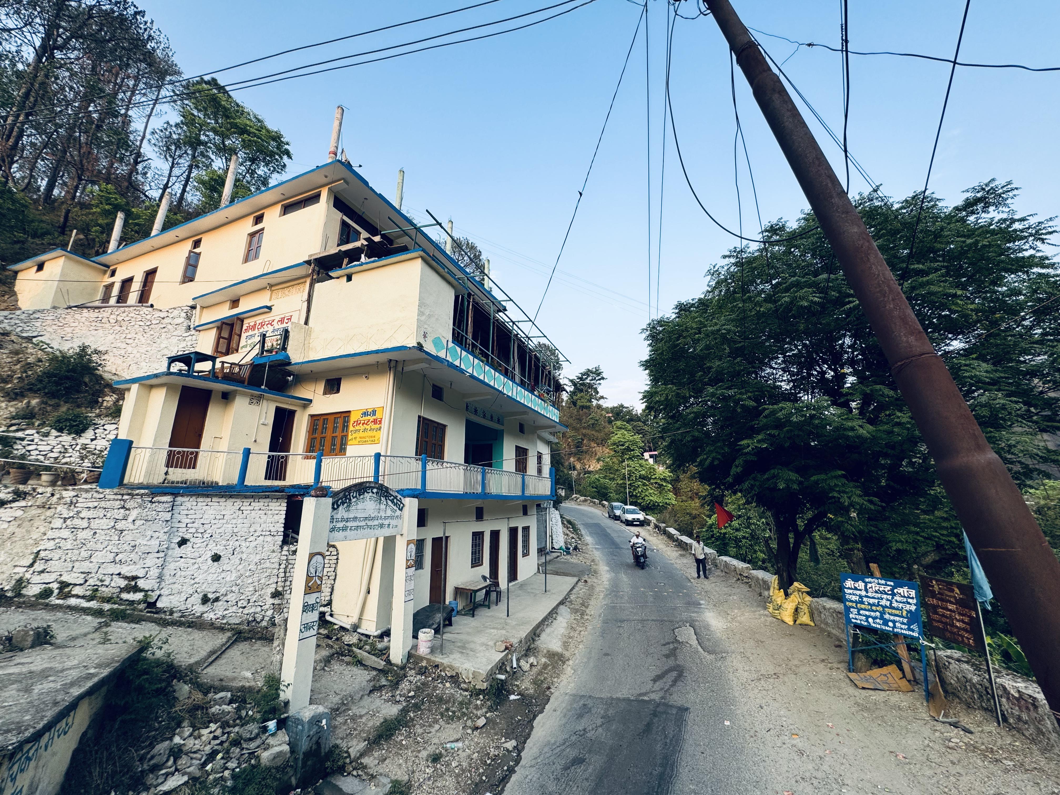 Joshi Tourist Lodge 𝗕𝗢𝗢𝗞 Ghansali Homestay