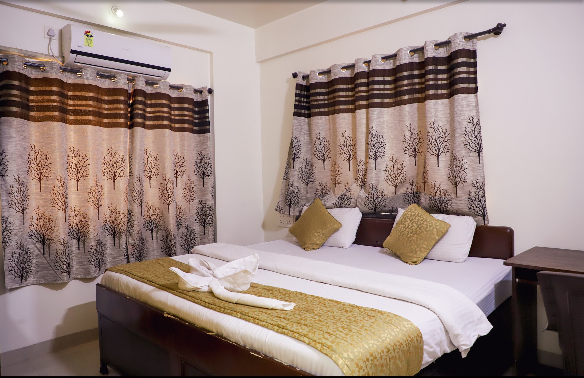 Ema Homestay | Room & Home-cooked Meals 𝗕𝗢𝗢𝗞 Pune Homestay