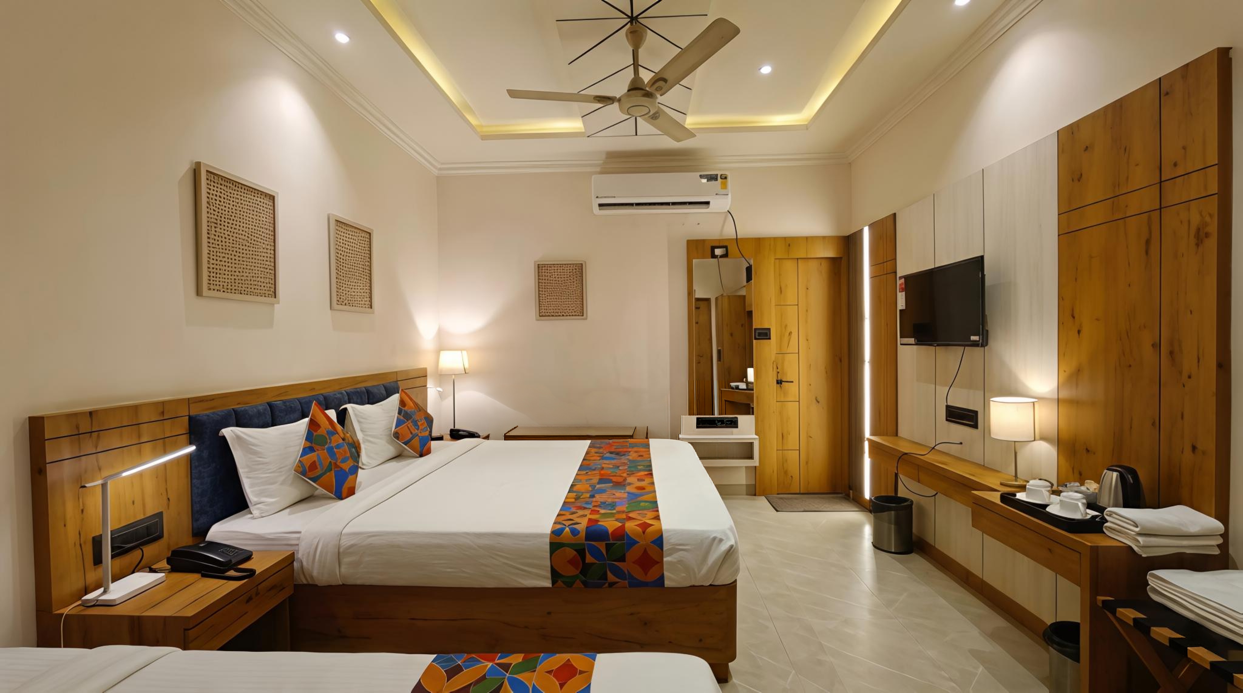 HOTEL AMBIKA DX 𝗕𝗢𝗢𝗞 Gwalior Hotel