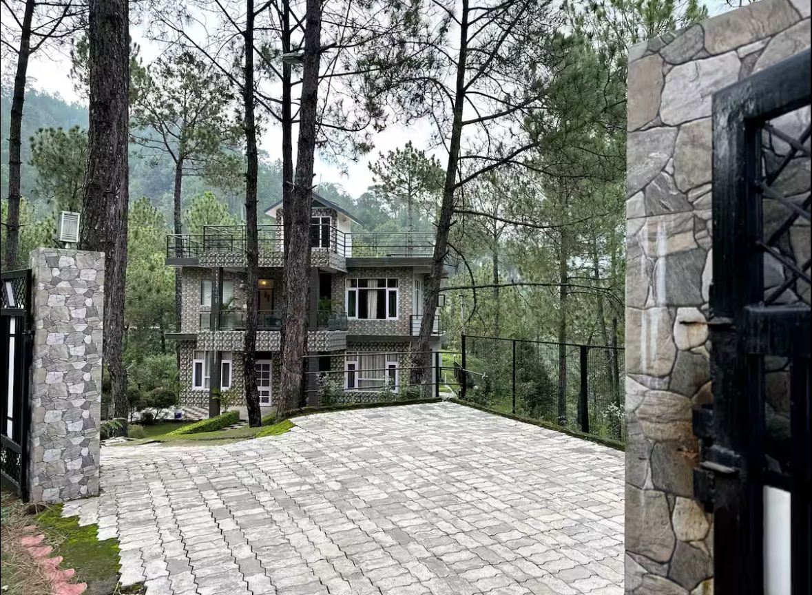 Pine Villa in the woods: 2 BHK Villa with Lawn By Zen Den 𝗕𝗢𝗢𝗞 Kasauli ...